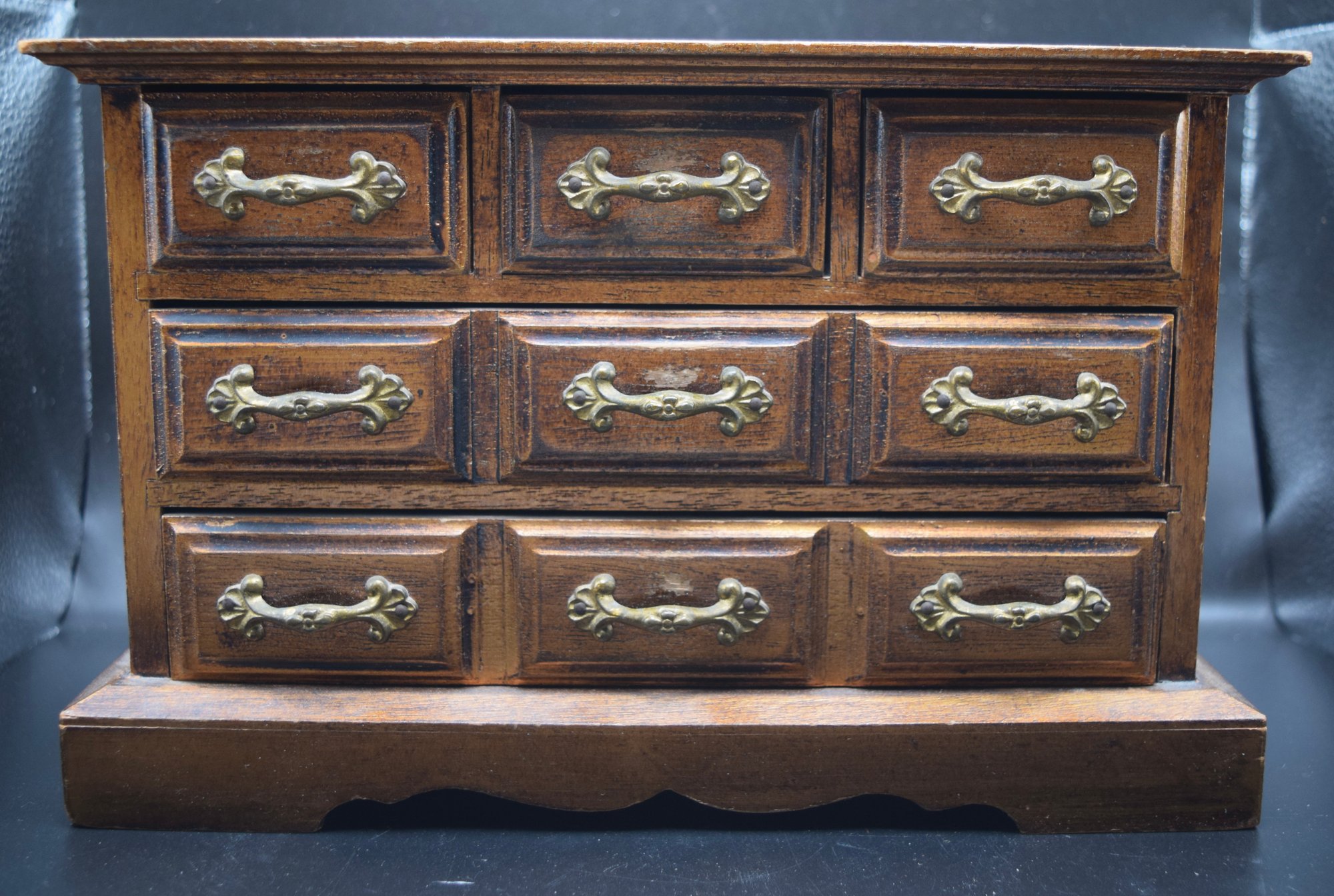 Solid Wood Felt Lined Table Top Storage Box #115201 | Auctionninja.com