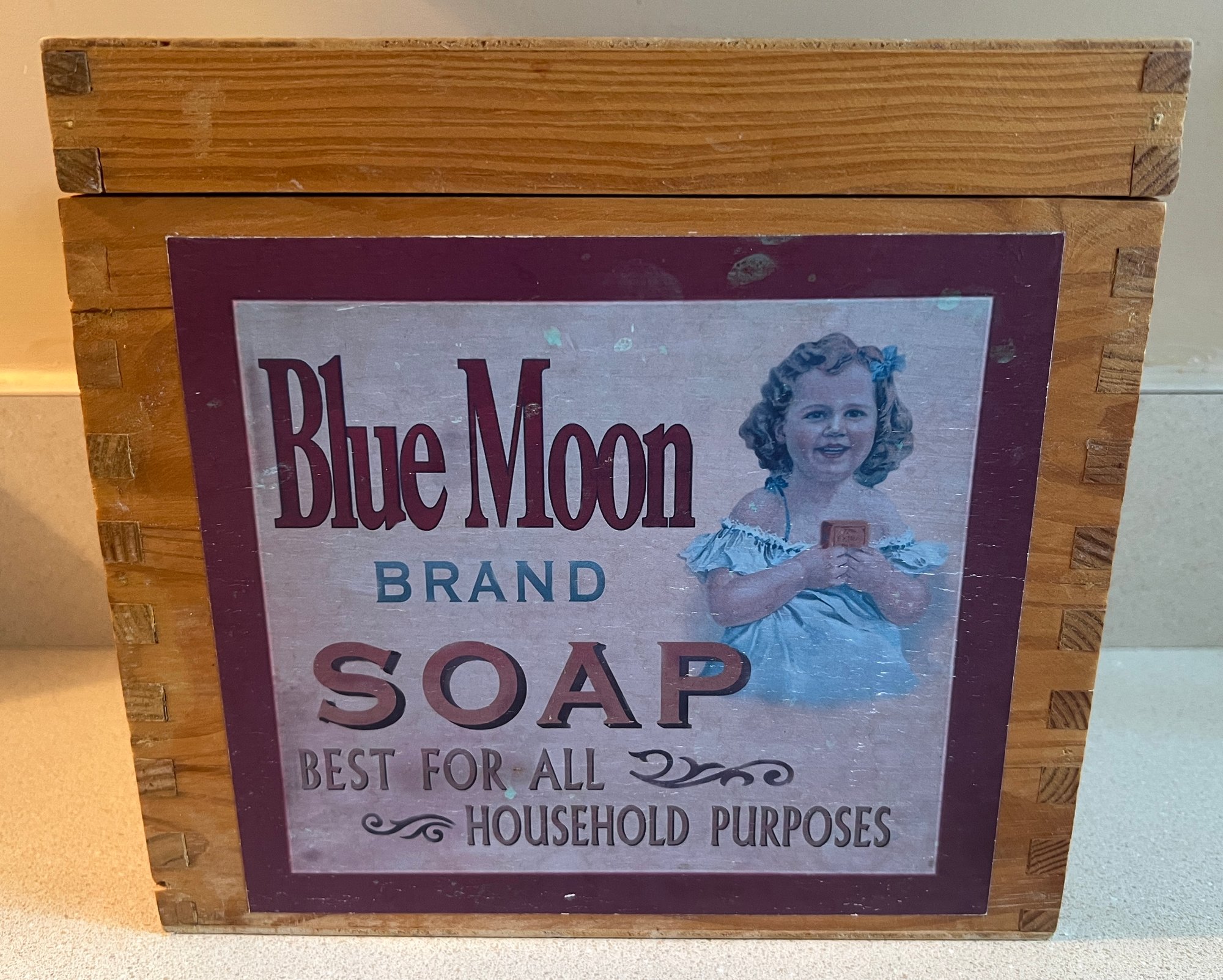 Blue Moon Brand Soap Wood Box #109645 | Auctionninja.com