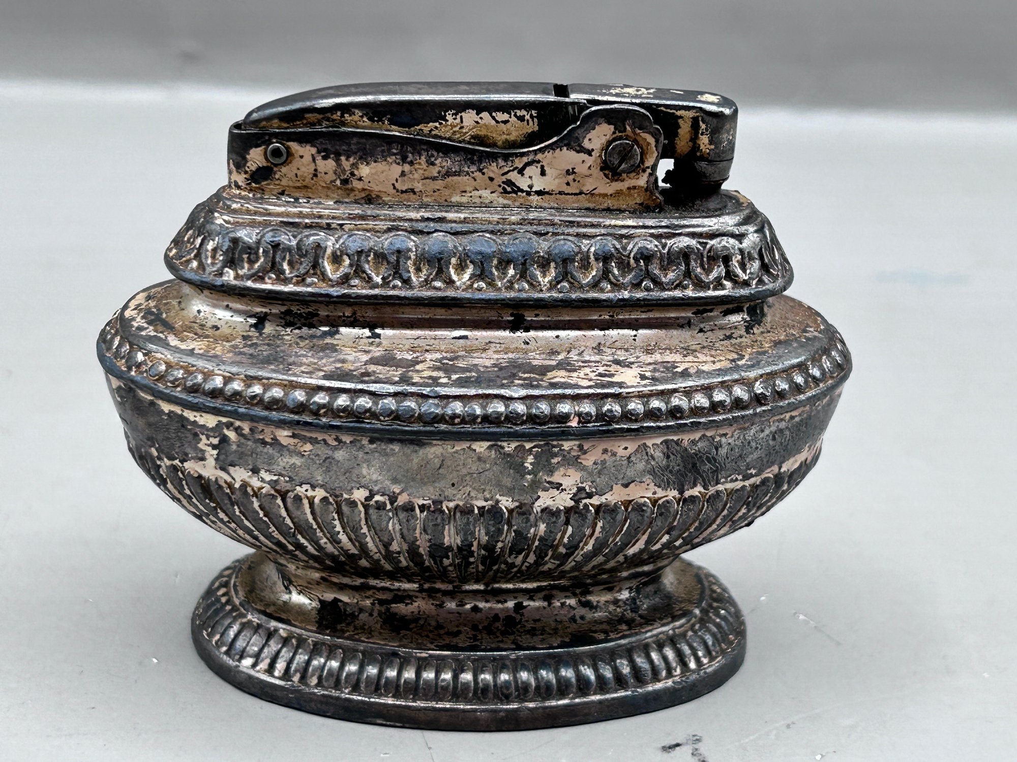 Ronson Queen Anne Table Lighter #139498 | Auctionninja.com