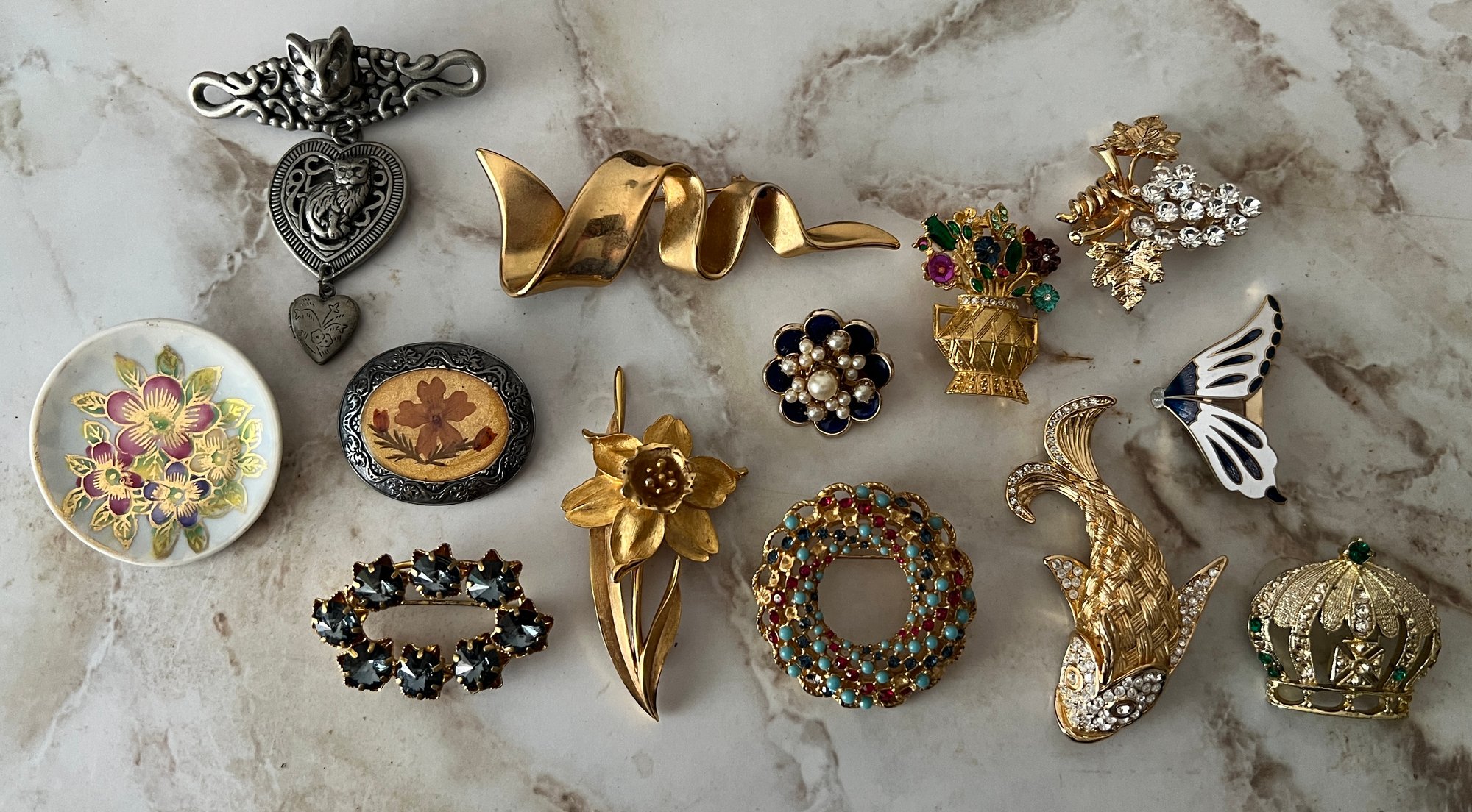 Vintage Costume Brooches, 13 Pieces #107836 | Auctionninja.com