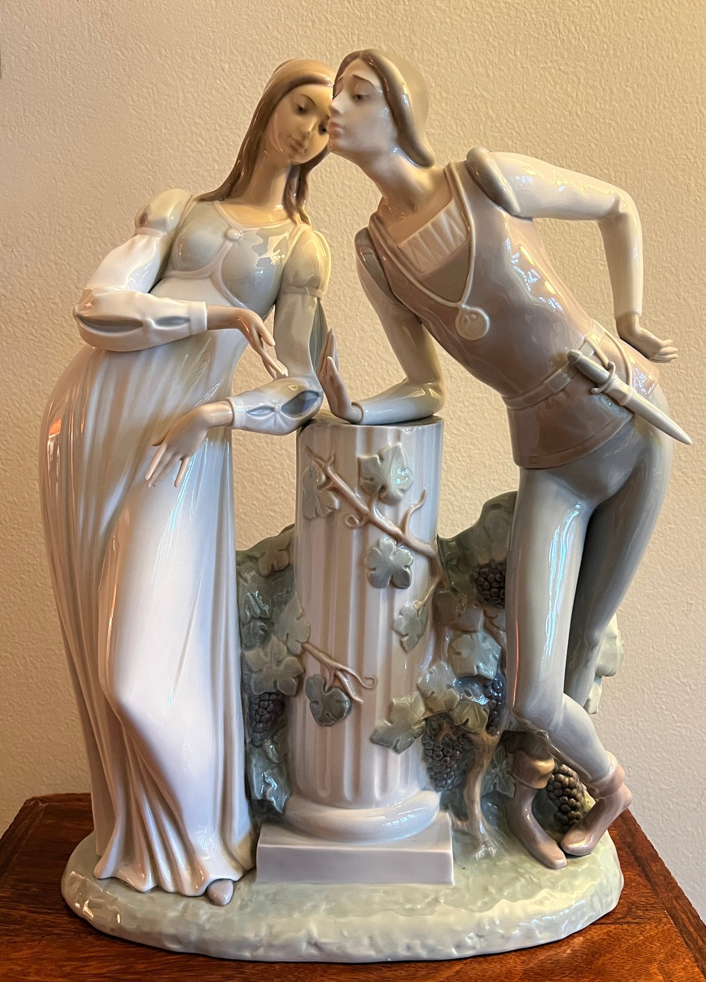 Lladro Romeo & Juliet Porcelain Figurine #136956 | Auctionninja.com