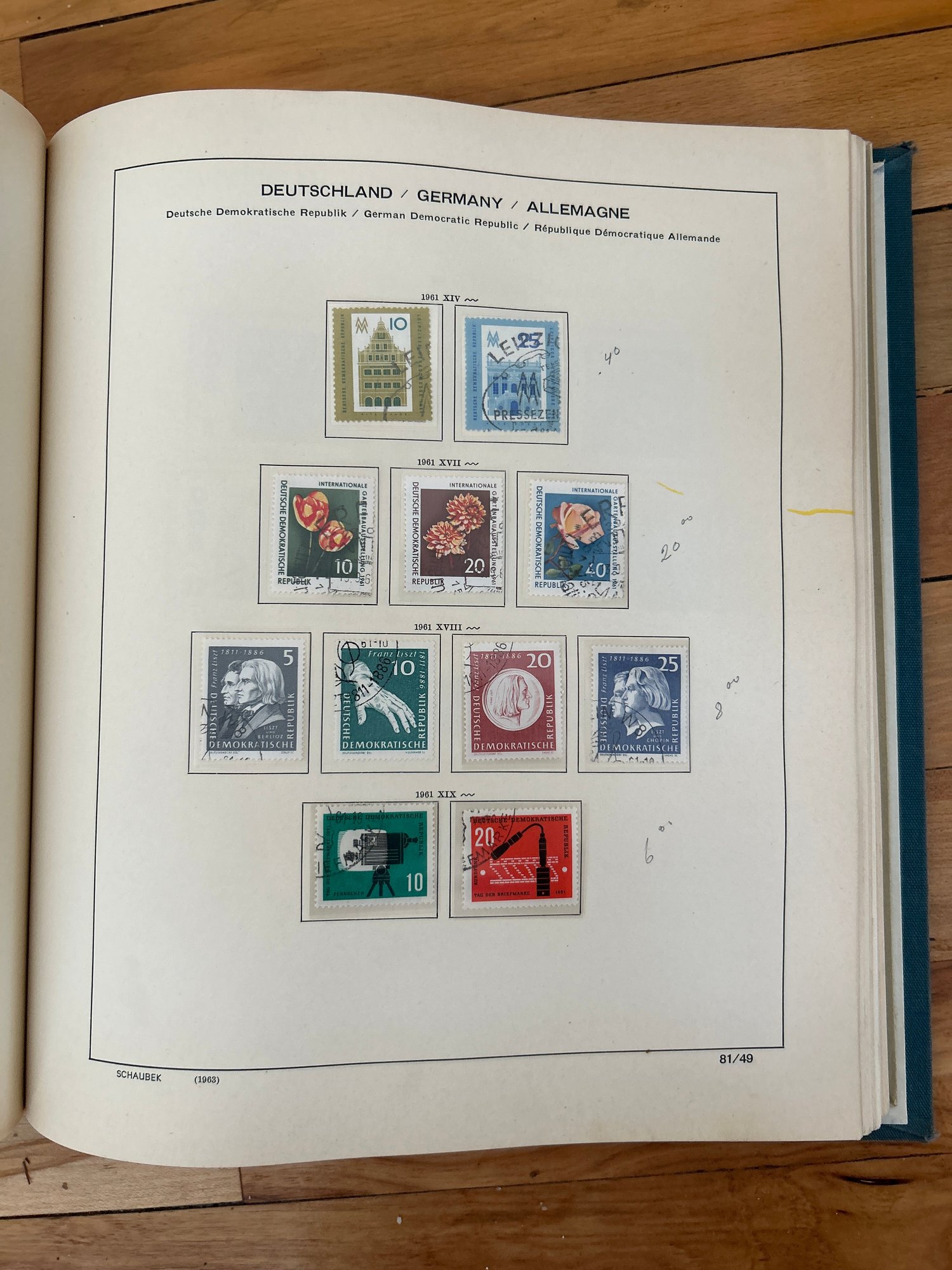 Stamp Book: Assorted Collectable Stamps #138644 | Auctionninja.com