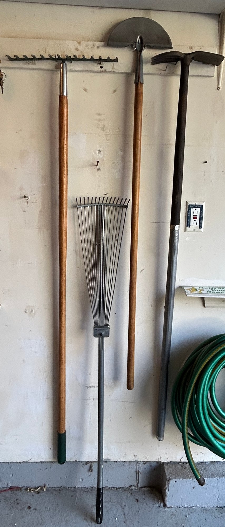 Assorted Gardening Tools, 4 Piece Lot #121217 | Auctionninja.com