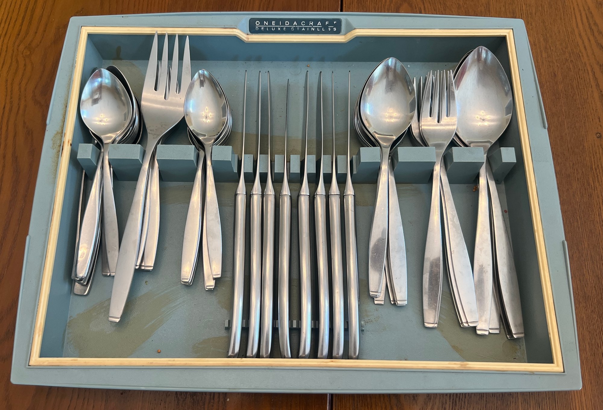 Oneida Silverware Set And Caddy- 52 Pieces #111140 | Auctionninja.com
