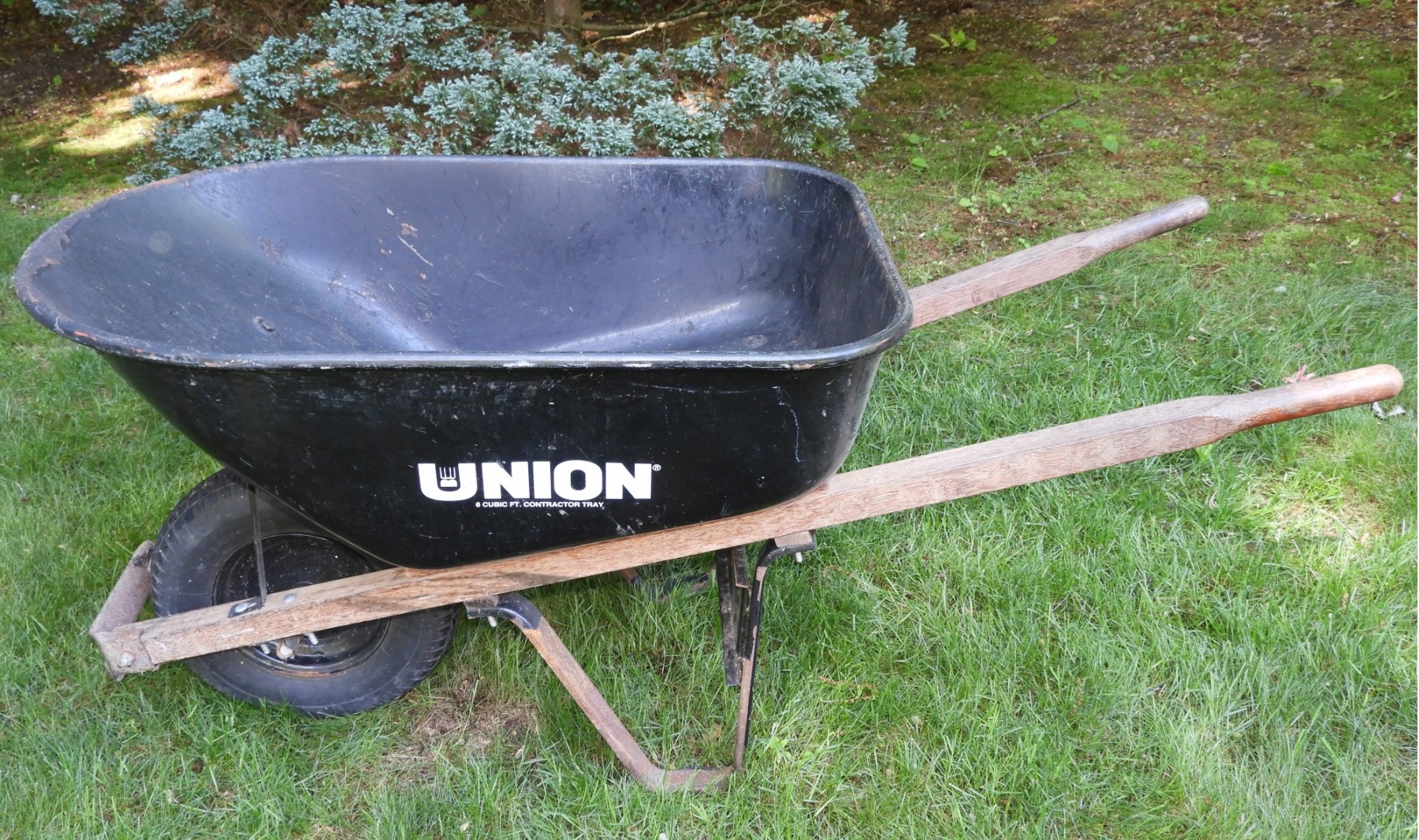 Union Wheelbarrow 6 Cubic Feet Contractor Tray #31096 | Auctionninja.com