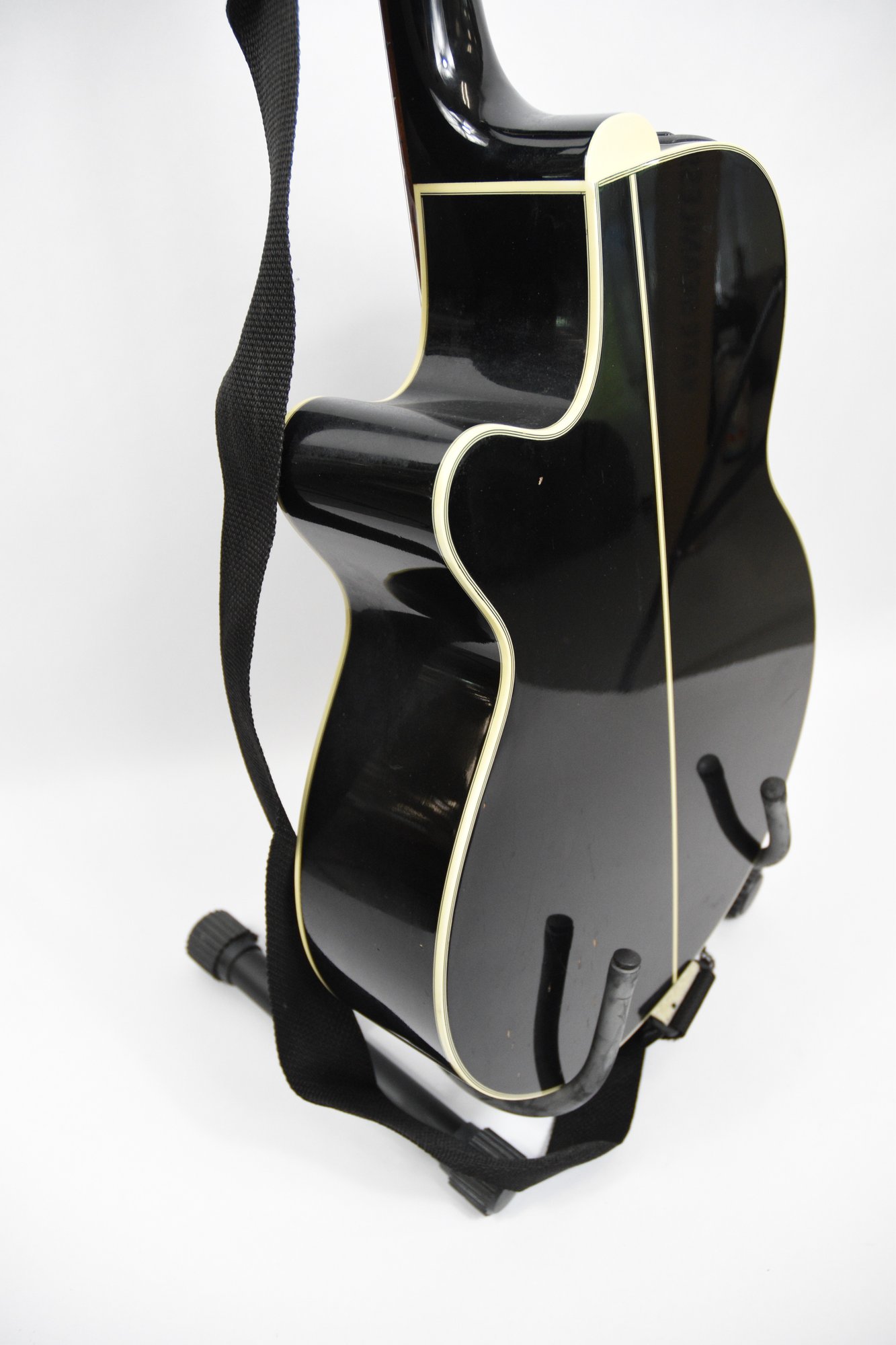 Takamine Electric Acoustic Guitar With Built In Equalizer With Case ...