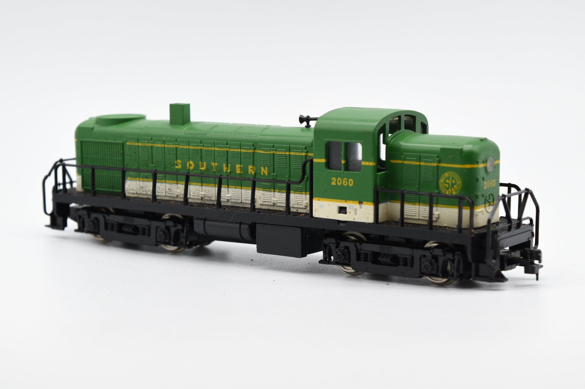 Model Power HO Scale ALCO-RS2 6846 Southern Powered Locomotive Train ...