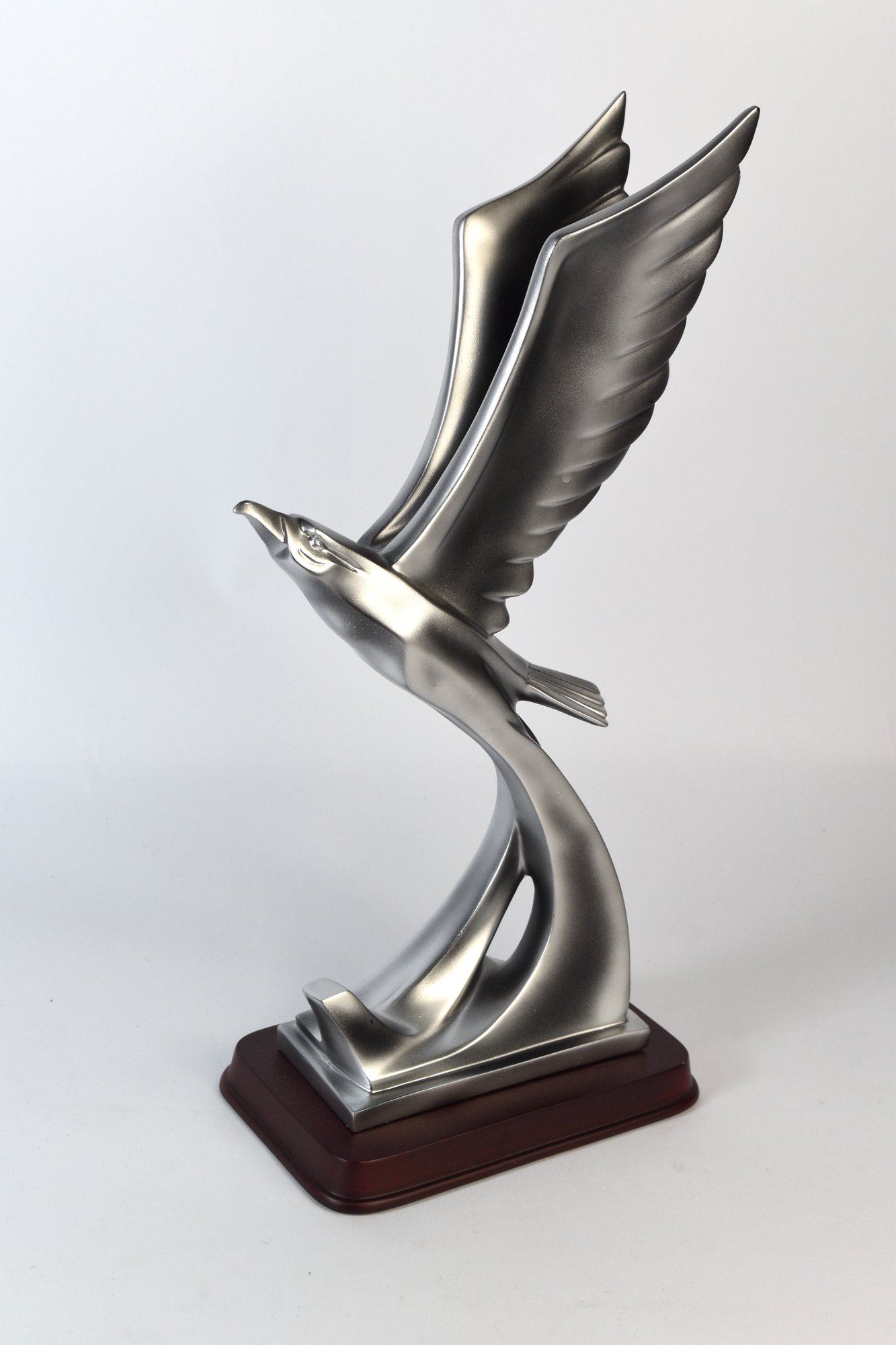 Art Deco Soaring Eagle Resin Statue #6138 | Auctionninja.com