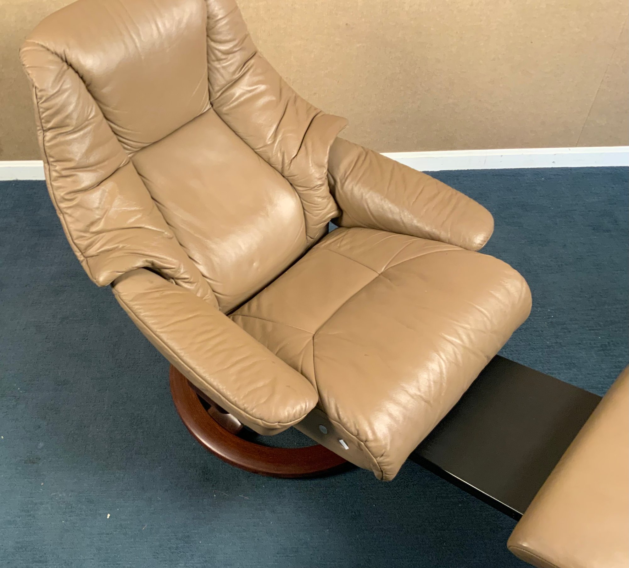 Electric Ekornes Stressless Lounge Chair (CTF30) #43864 | Auctionninja.com
