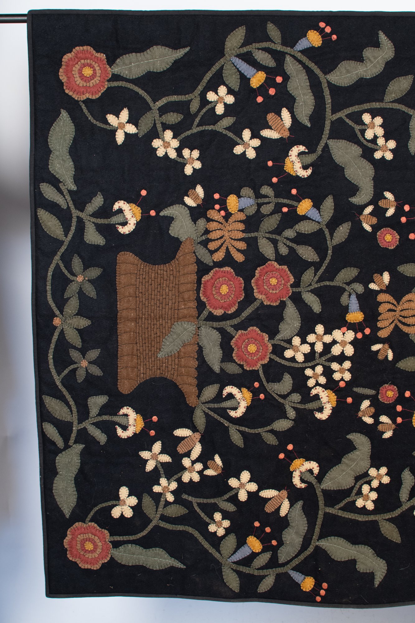Contemporary Applique Crewel Work Bed Rug (CTF20) #45205 | Auctionninja.com