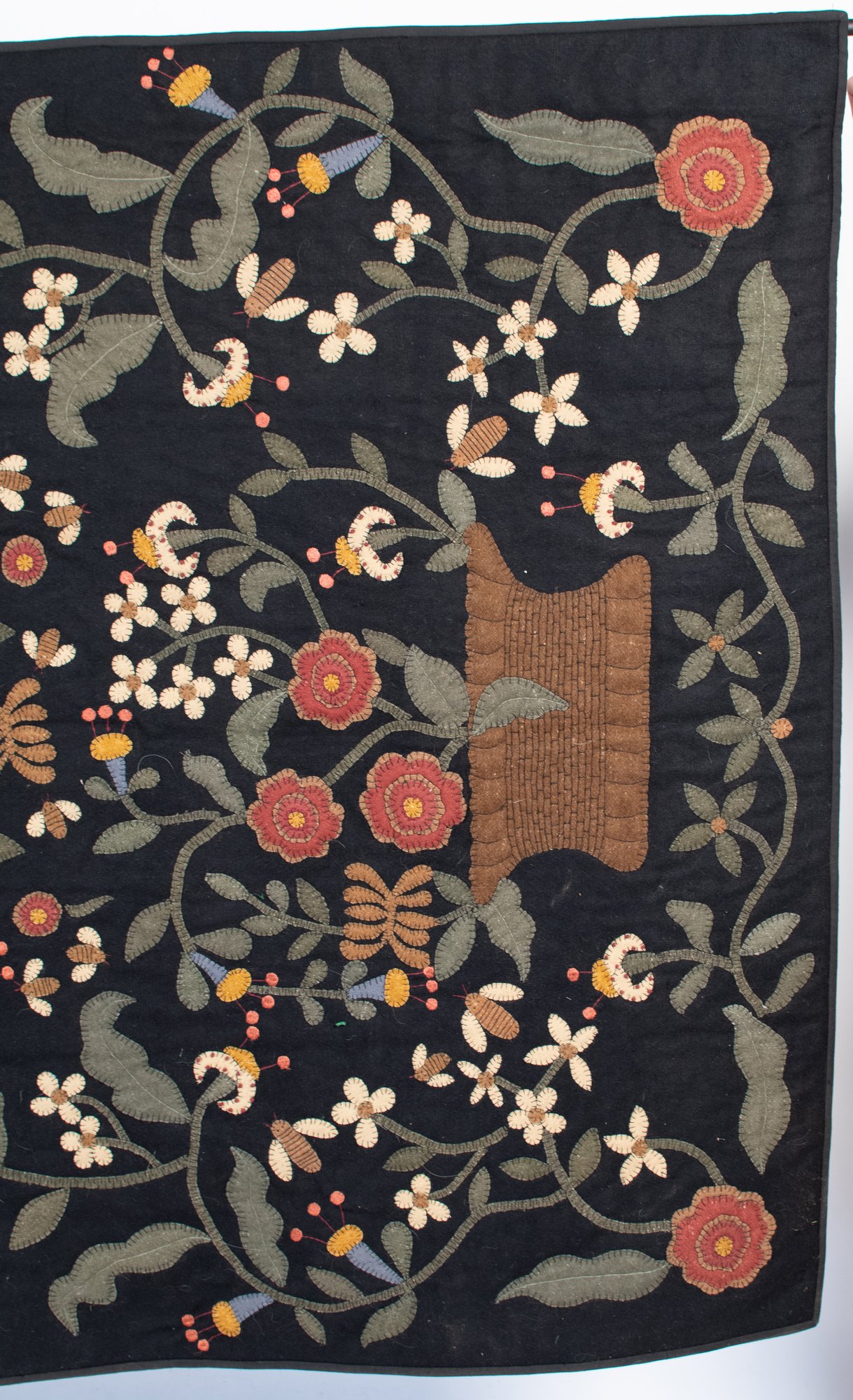 Contemporary Applique Crewel Work Bed Rug (CTF20) #45205 | Auctionninja.com