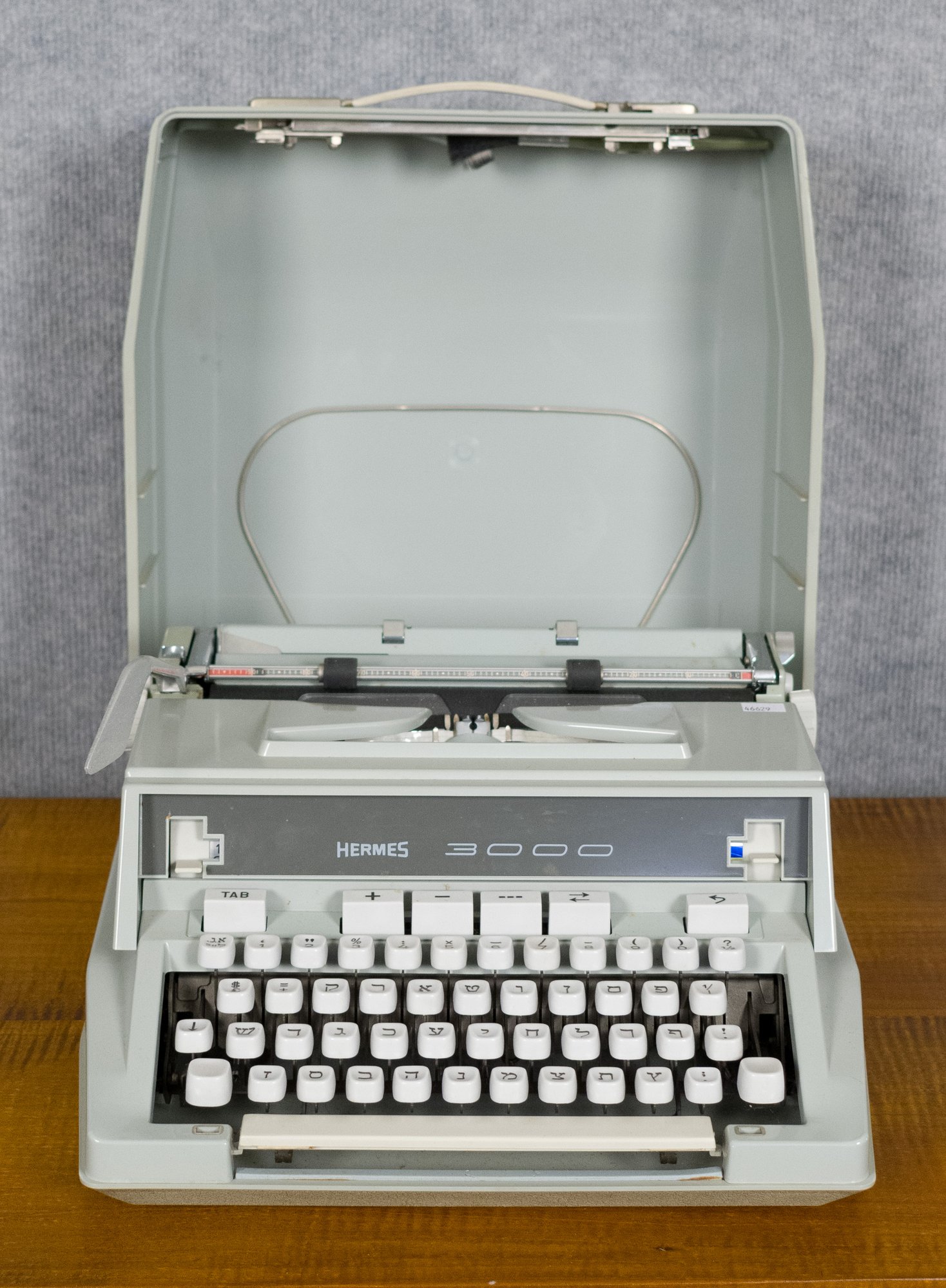 Hermes Hebrew Alphabet Typewriter (CTF20) #46629 | Auctionninja.com