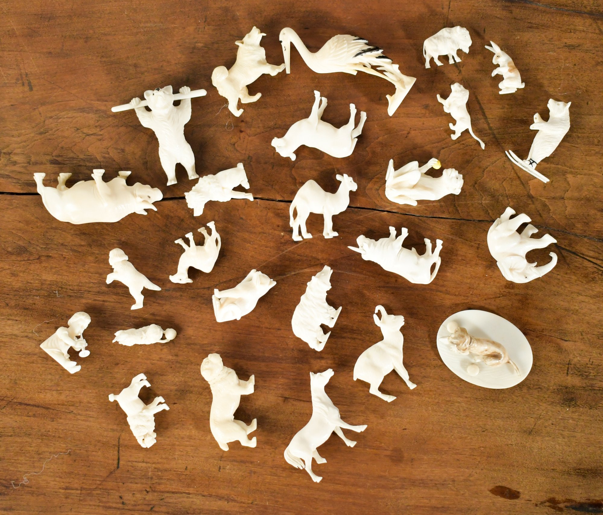 24 Figural Vintage Bone Carvings (CTF10) #41056 | Auctionninja.com