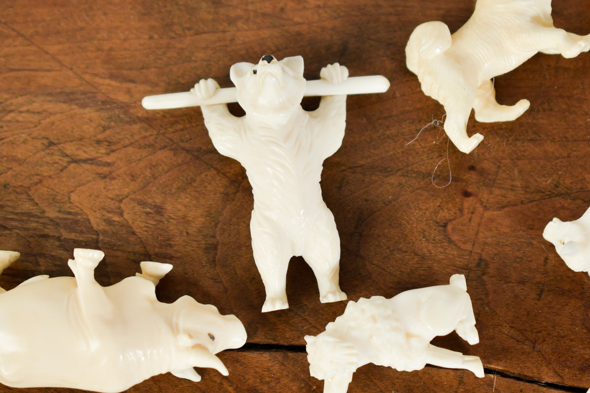 24 Figural Vintage Bone Carvings (CTF10) #41056 | Auctionninja.com
