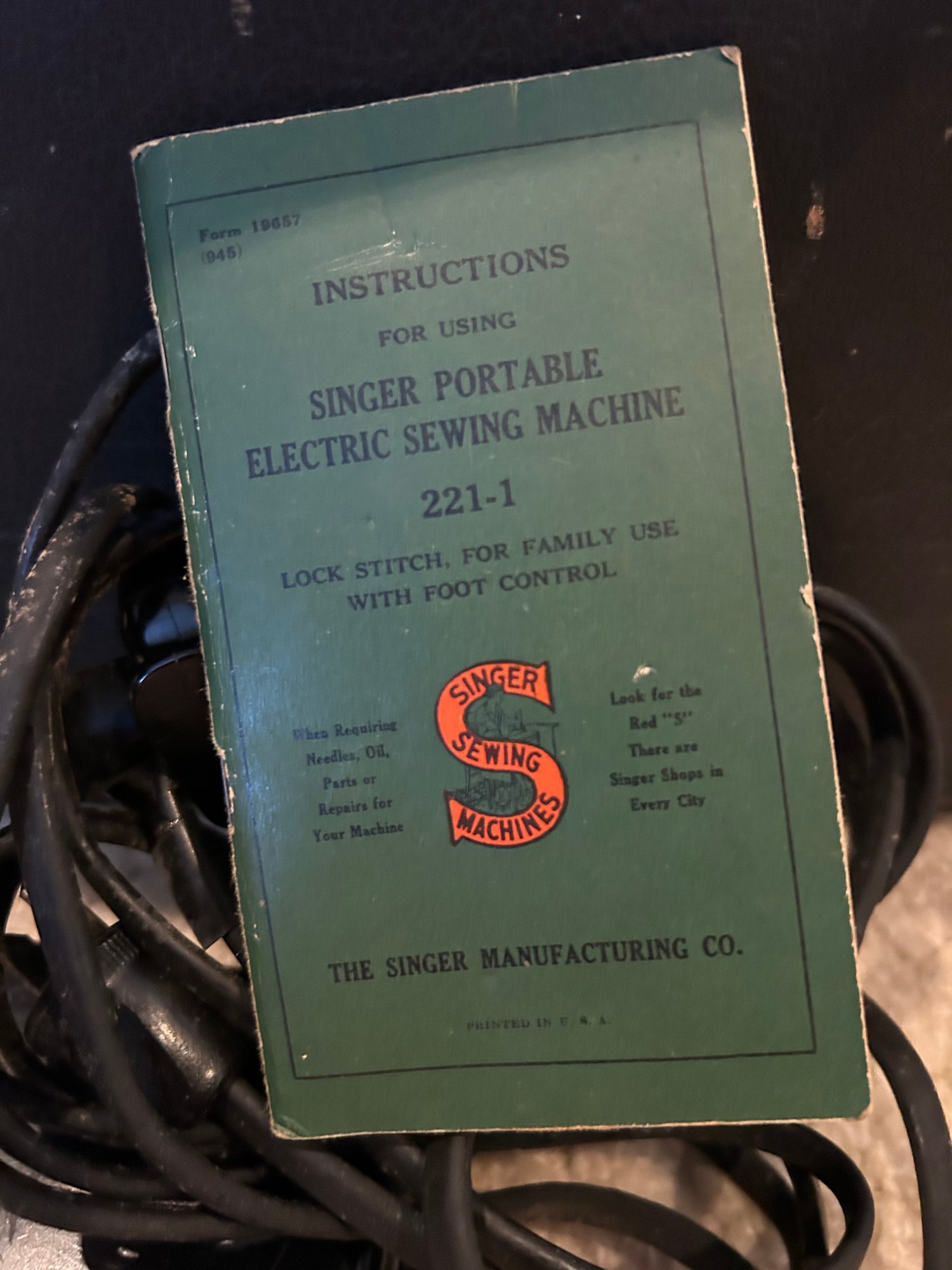 SINGER PORTABLE ELECTRIC SEWING MACHINE 221-1 #40512 | Auctionninja.com