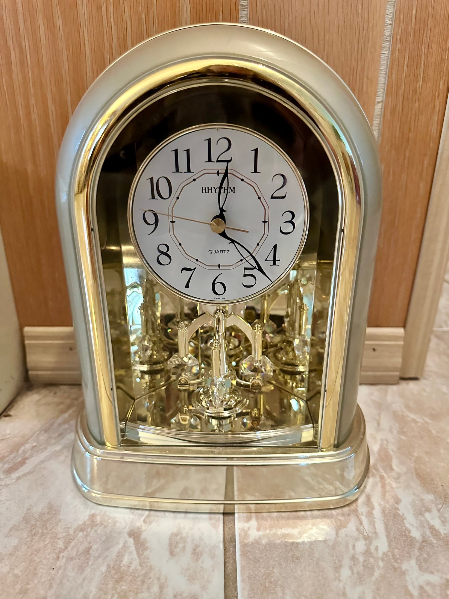 RHYTHM Sound Table Mantle Quartz Clock #33110 | Auctionninja.com