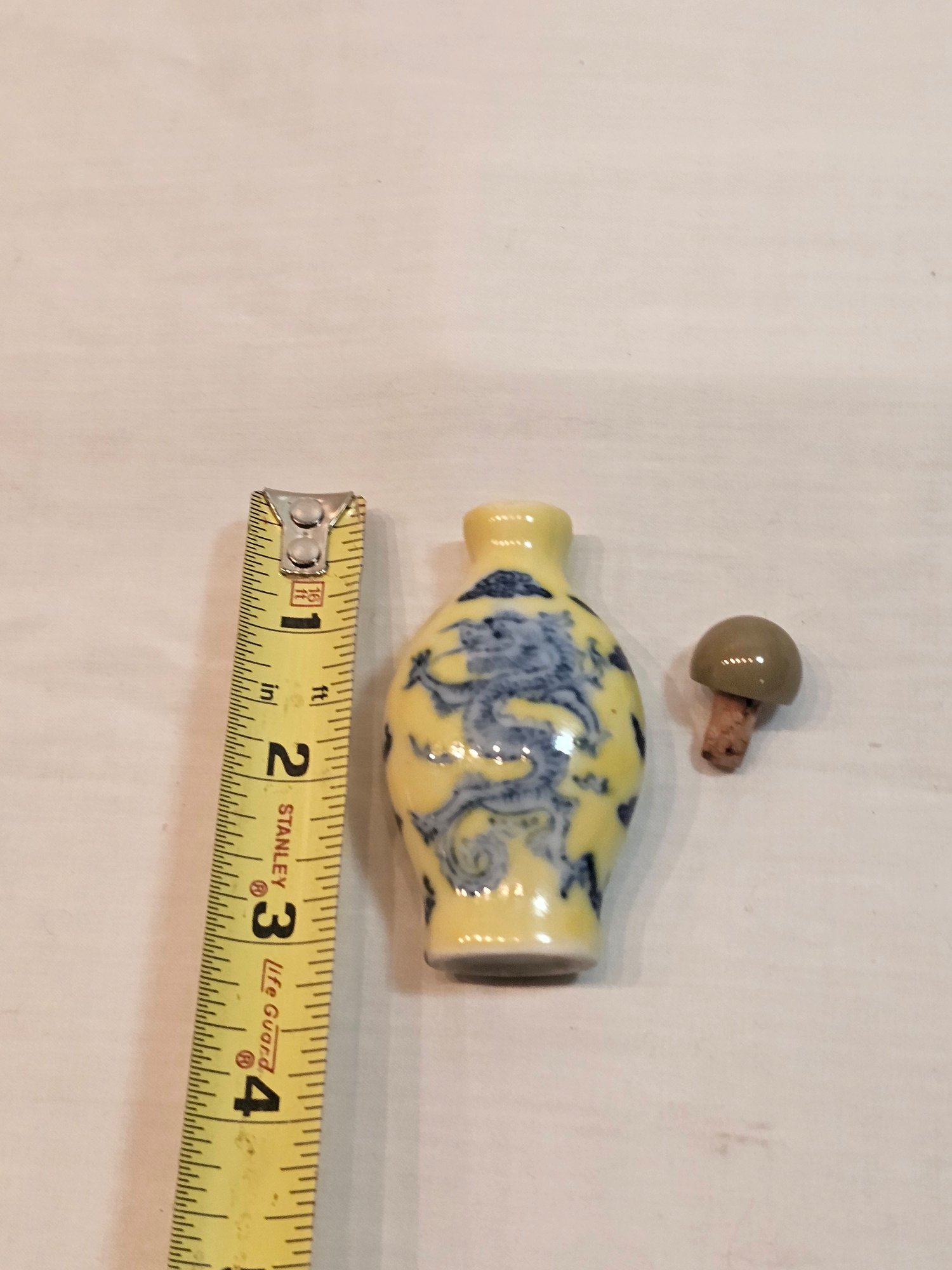 Chinese Snuff Bottle Yellow And Blue #11524 | Auctionninja.com