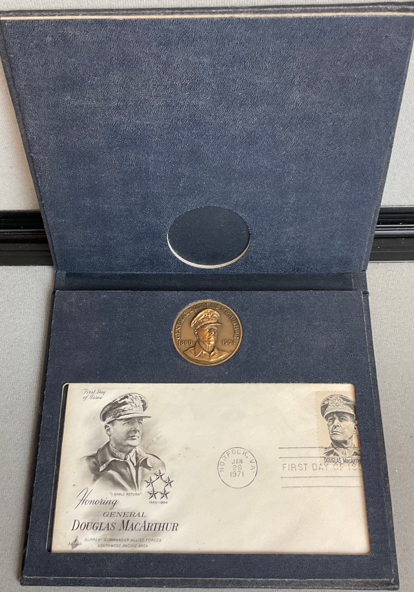 Douglas MacArthur Commemorative Set - Danbury Mint #27123 ...