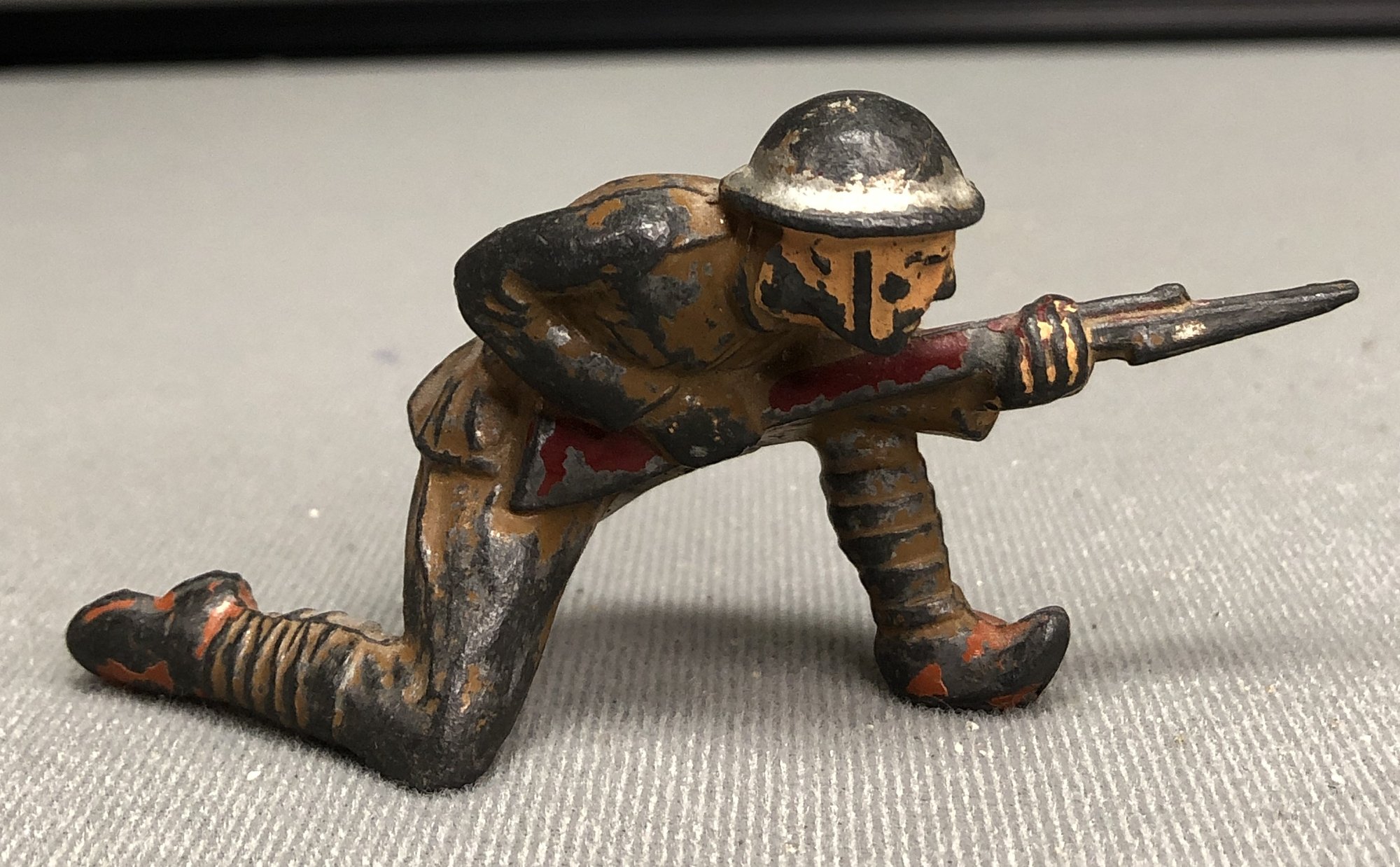 #17 - Manoil Lead Soldier Kneeling W/ Bayonet #23209 | Auctionninja.com