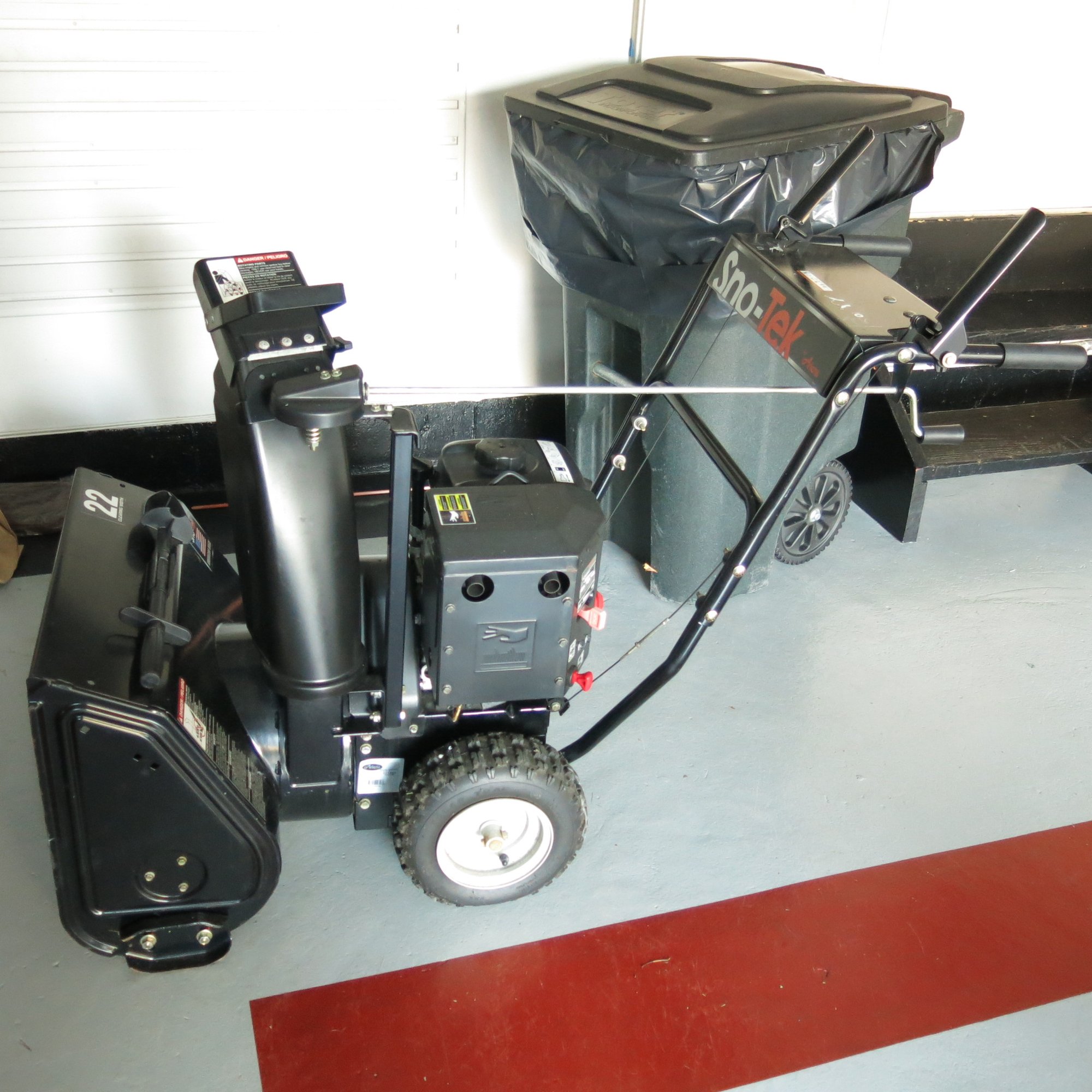 Snow-Tek Snow Blower 22" Width - Like New - ( Starts First Pull ...