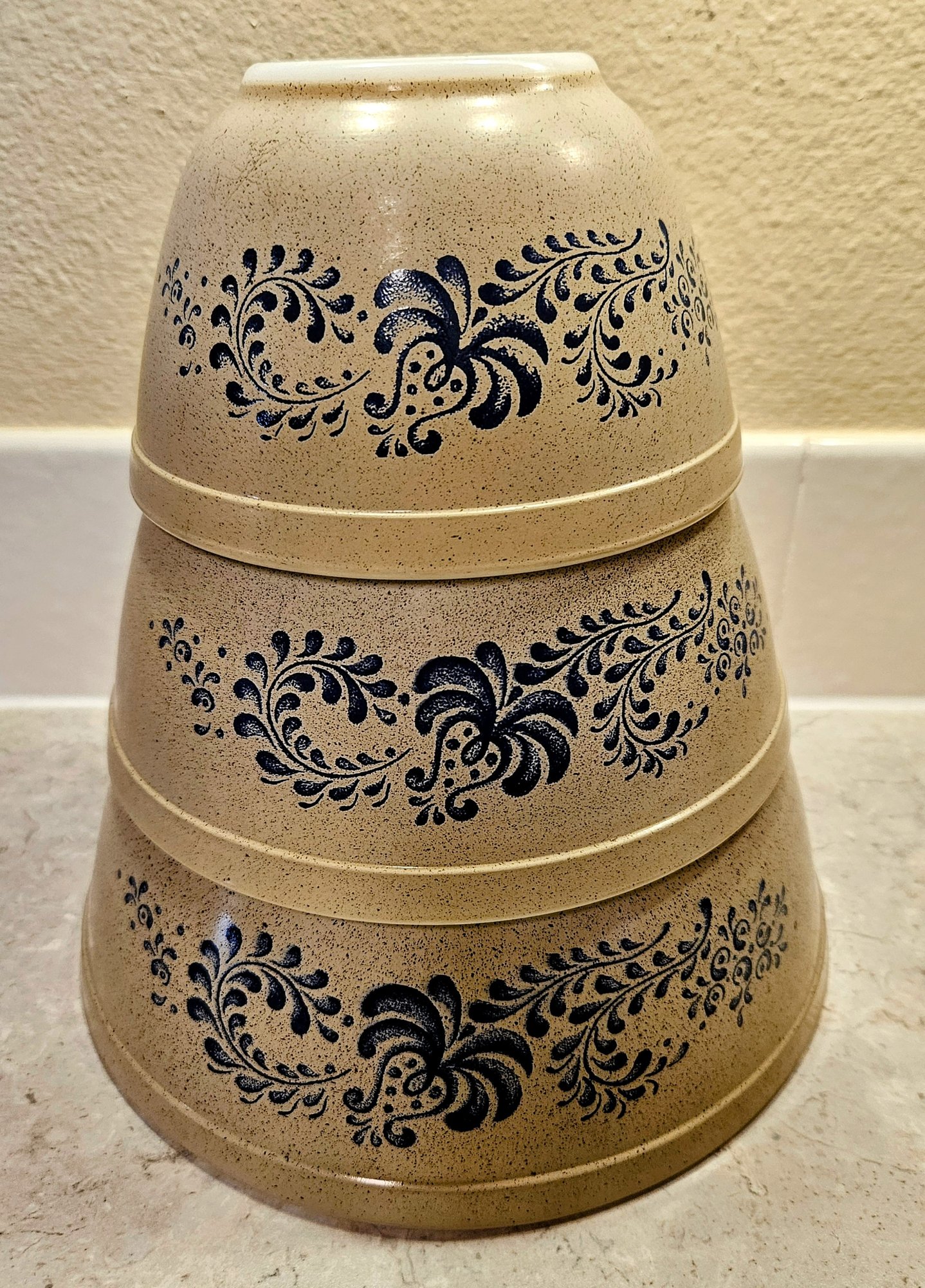 3 Vintage Homestead Pyrex Nesting Bowls #22803 | Auctionninja.com