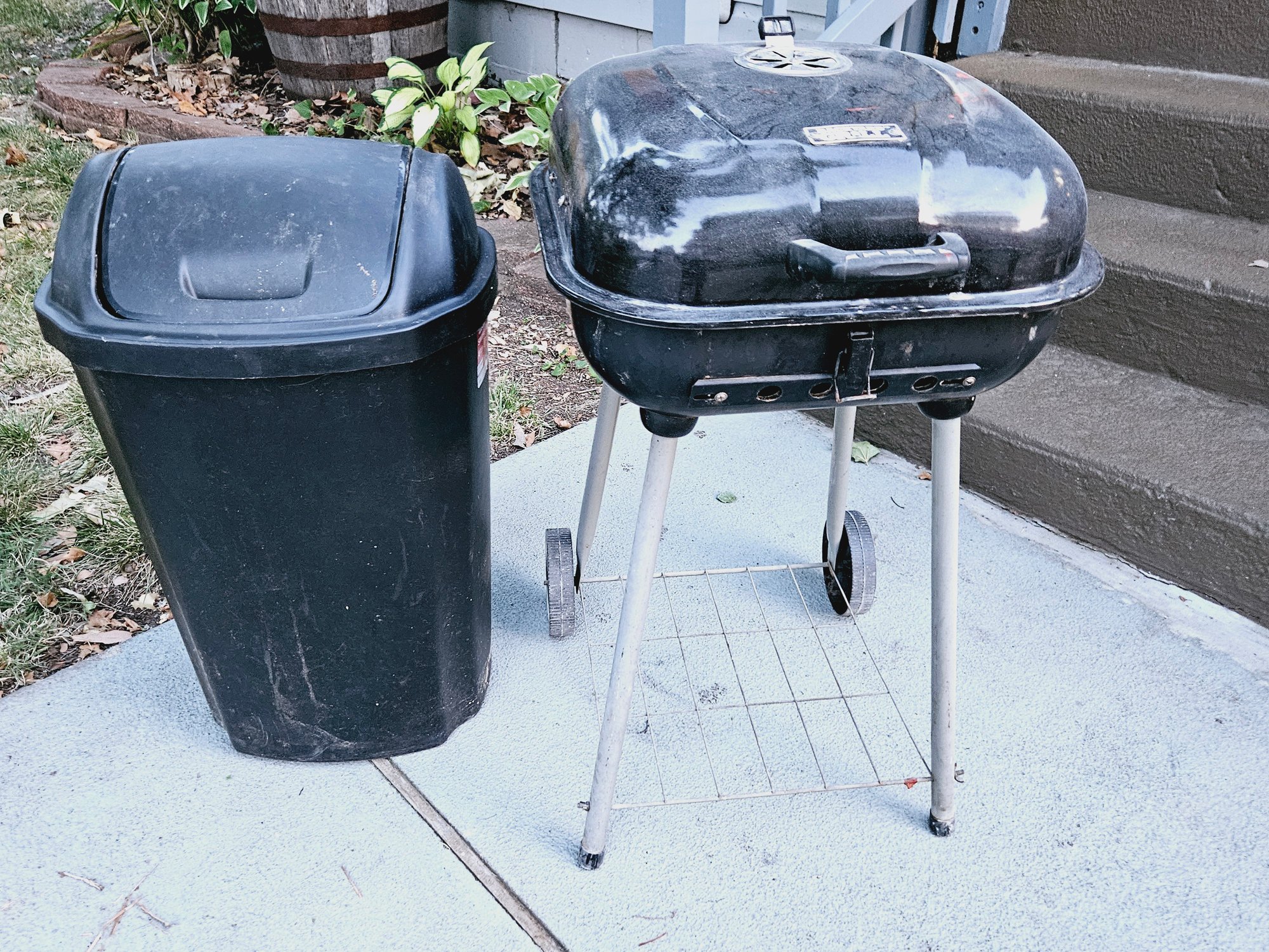 Small Barbecue Grill And Trash Can #20922 | Auctionninja.com