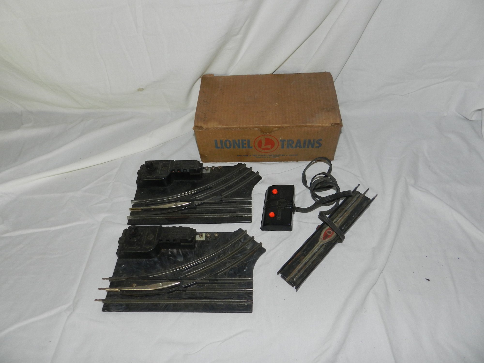 3 LIONEL TRAIN SWITCHES WITH BOX #2384 | Auctionninja.com