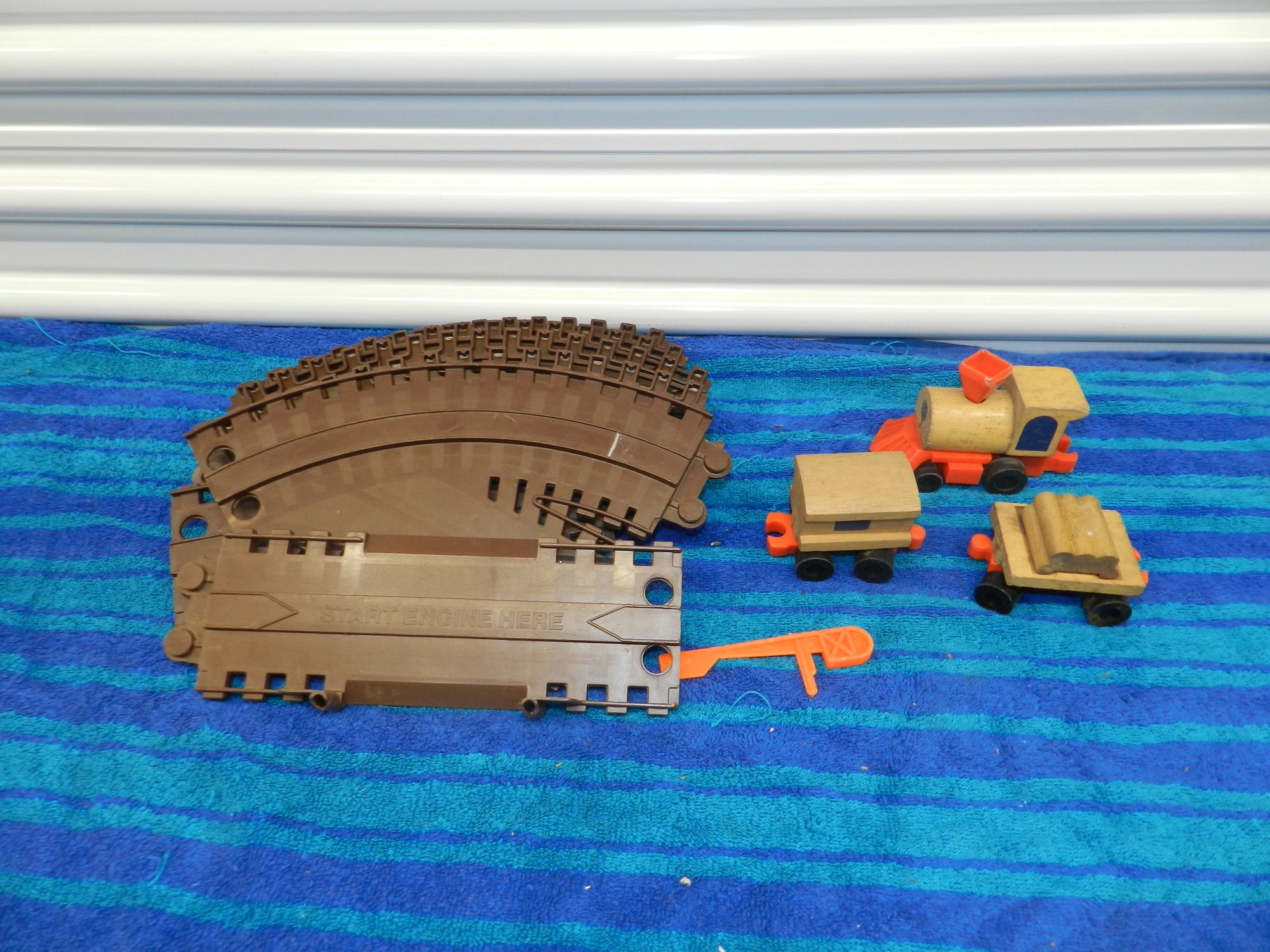 VINTAGE 1972 MATTEL WOODEN WIND UP TRAIN SET WITH TRACKS #1697 ...