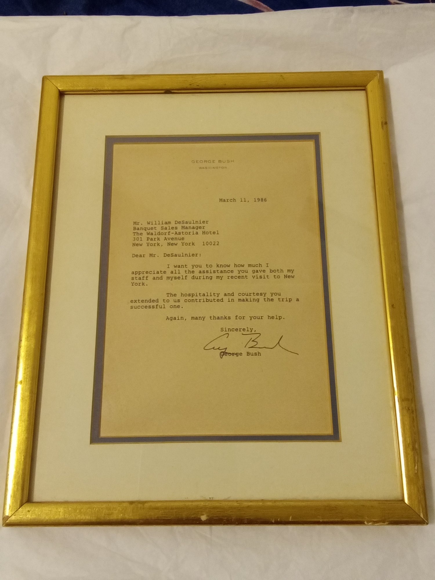 1986 GEORGE BUSH HAND SIGNED DOCUMENT THANKING THE WALDORF ASTORIA FOR ...