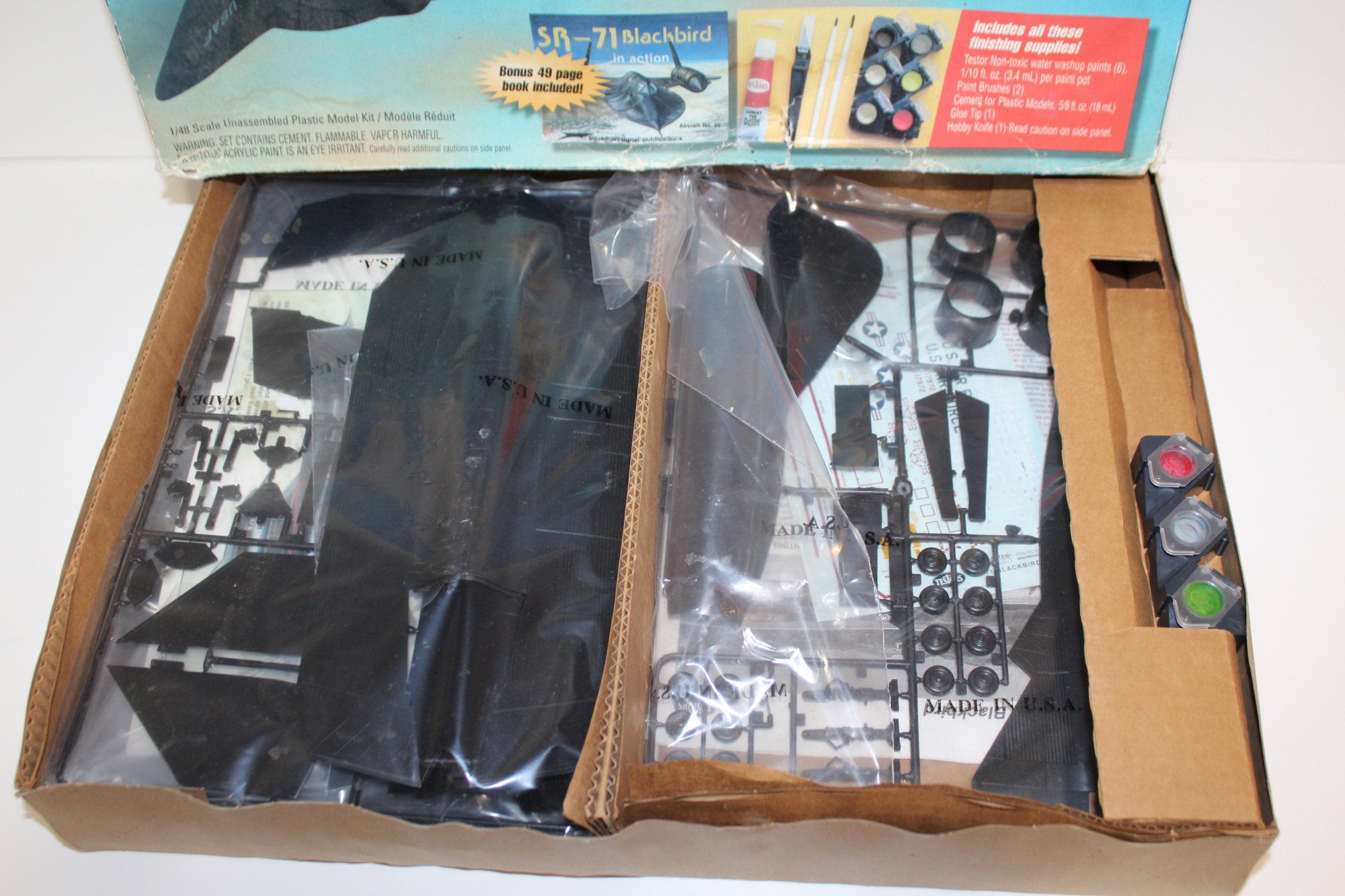 1998 Testors 1/48 Scale SR-71 Blackbird Plastic Model Kit & Bonus Book ...