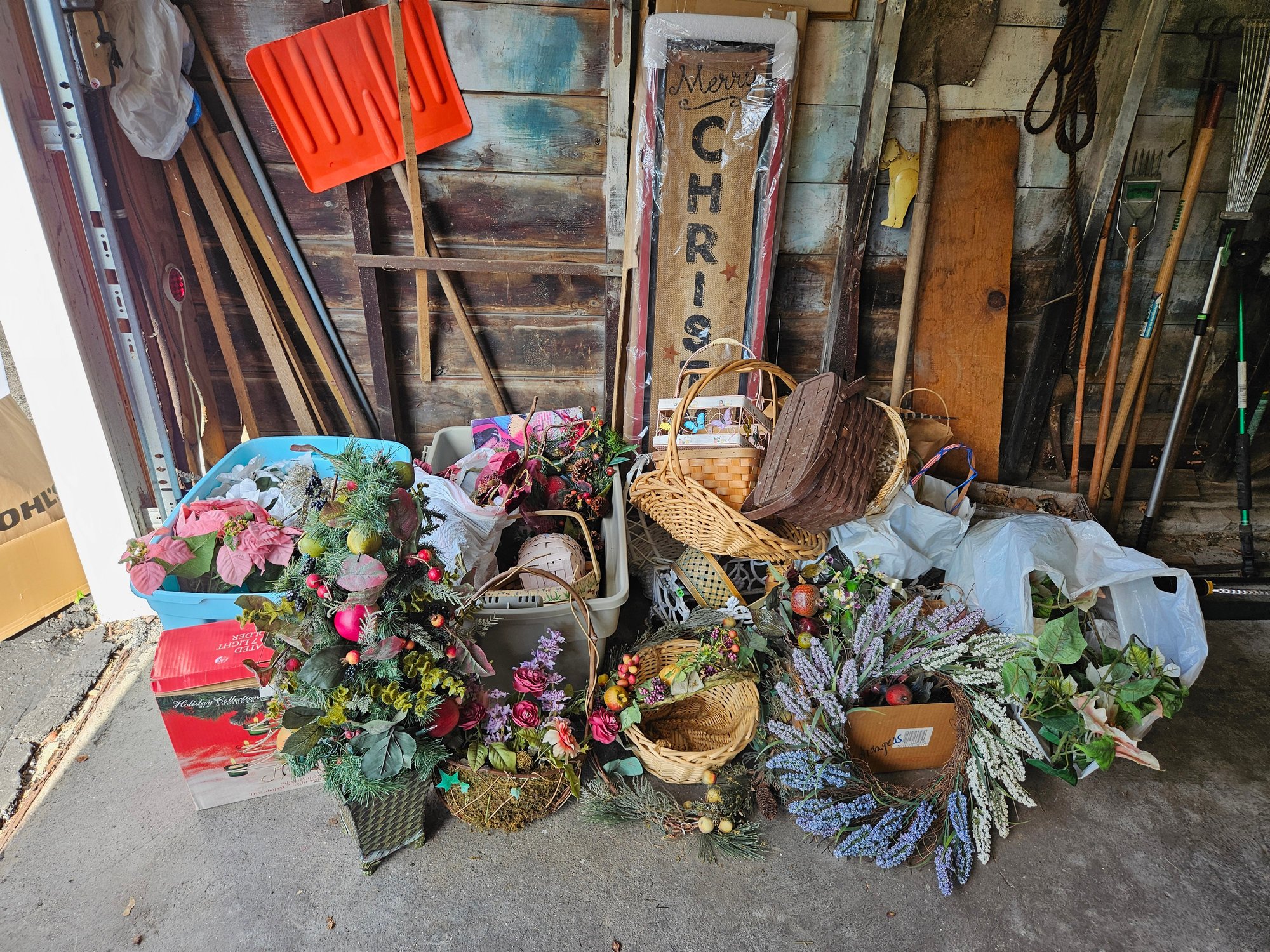 Huge Lot Of Christmas Decorations, Wicker Baskets, Dried Flowers, Etc ...