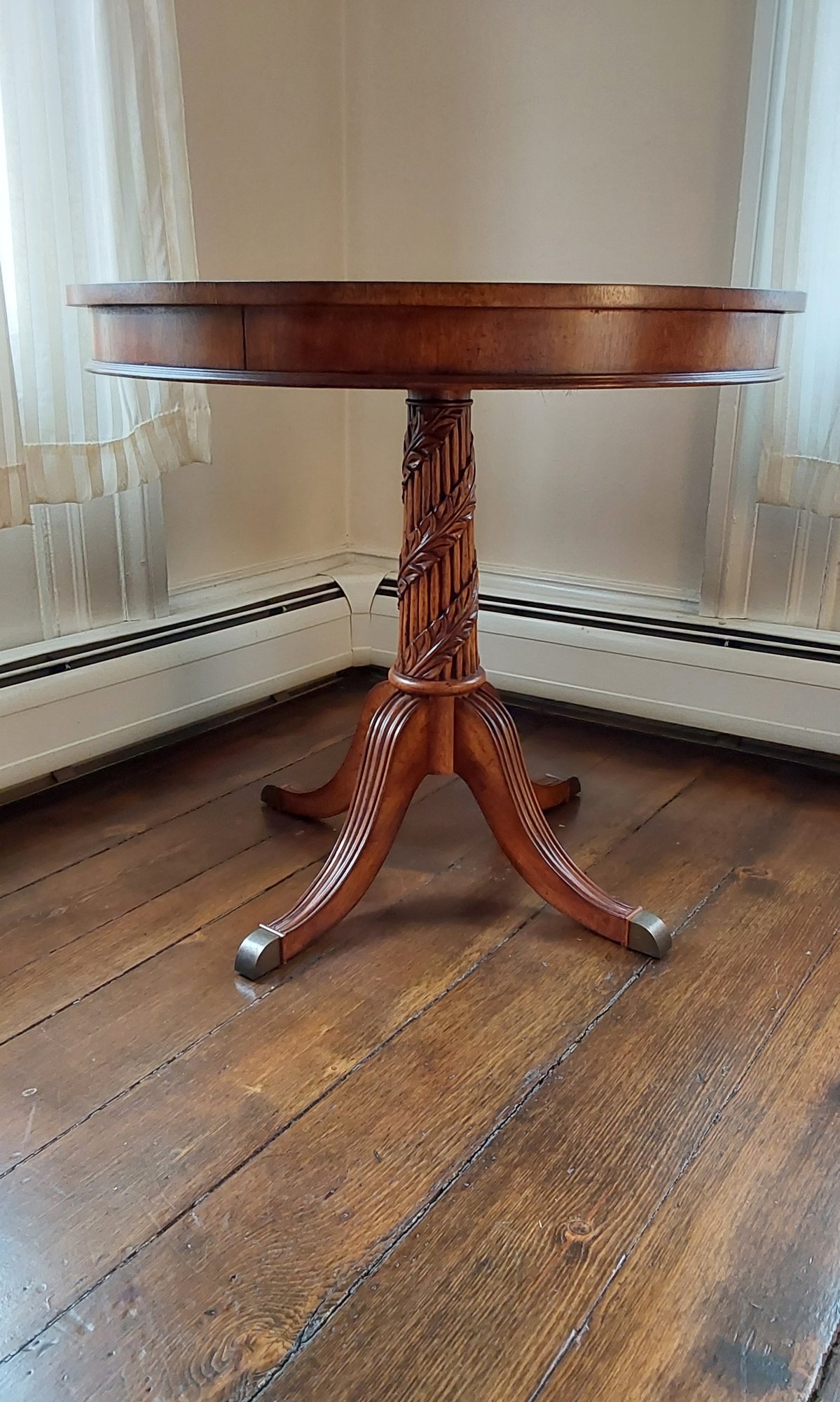 Lovely Detailed Round Table #2030292 | Auctionninja.com