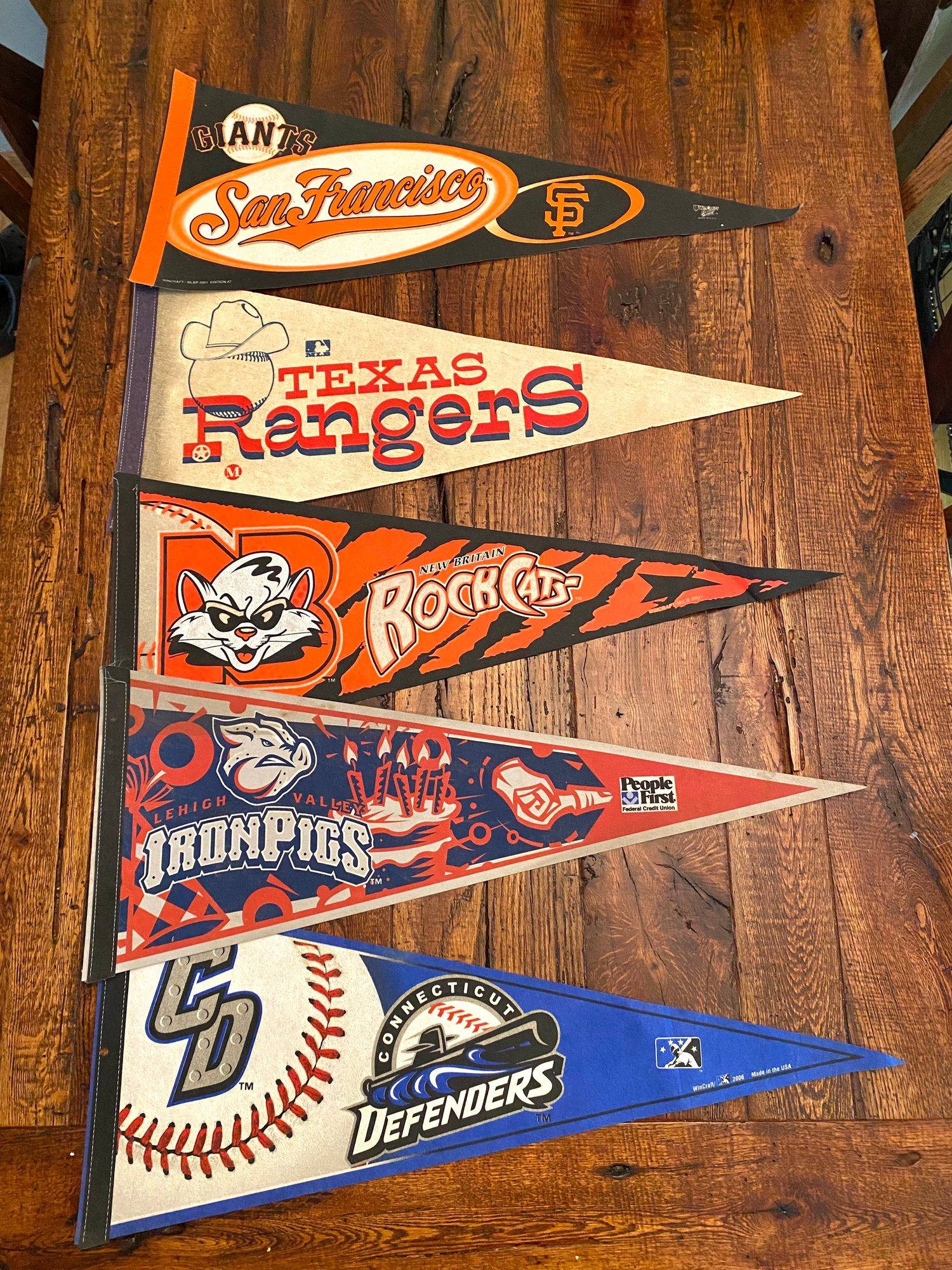 MLB PENNANT LOT-giants, Rangers And More #12835 | Auctionninja.com