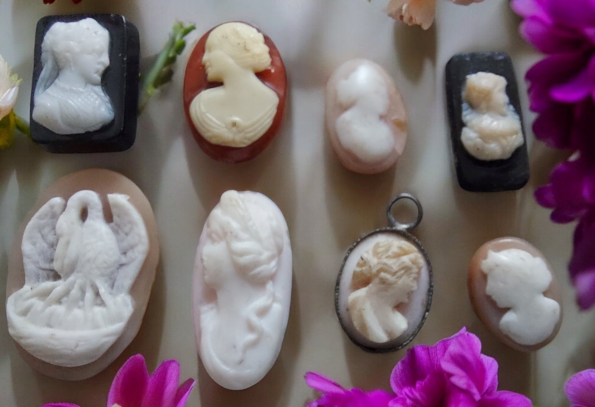 Group Of 8 Vintage Miniature Cameos #13222 | Auctionninja.com