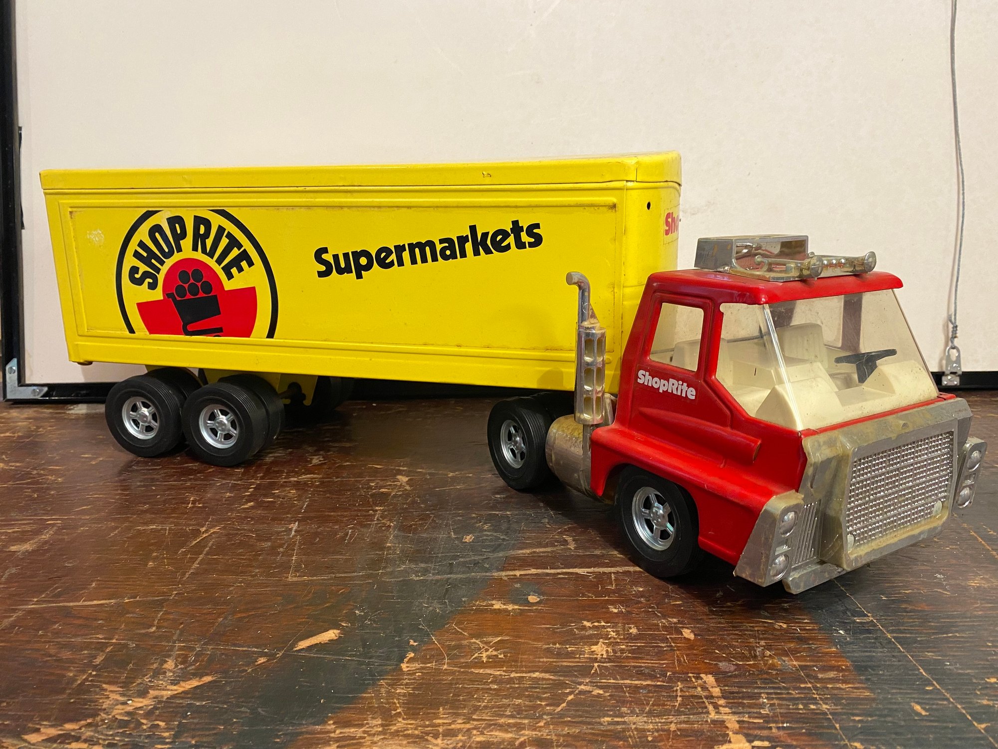 Large Vintage ERTYL Shop Rite Tractor Trailer #14289 | Auctionninja.com