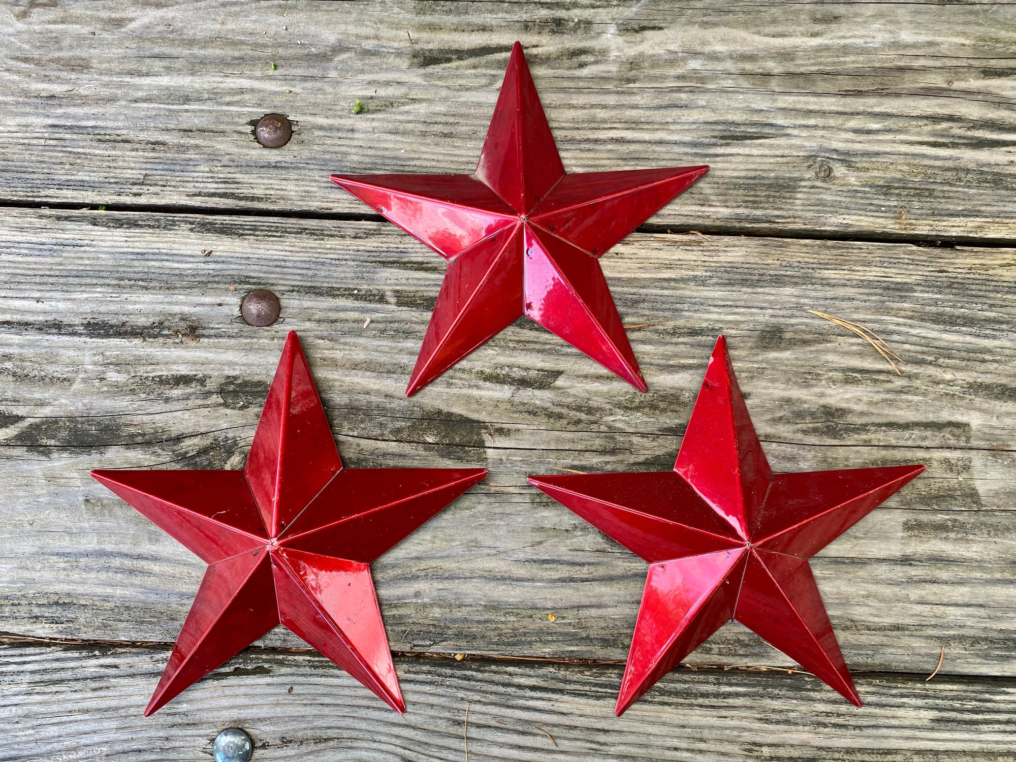 Trio Of Small Red Metal Star Decor #16160 | Auctionninja.com