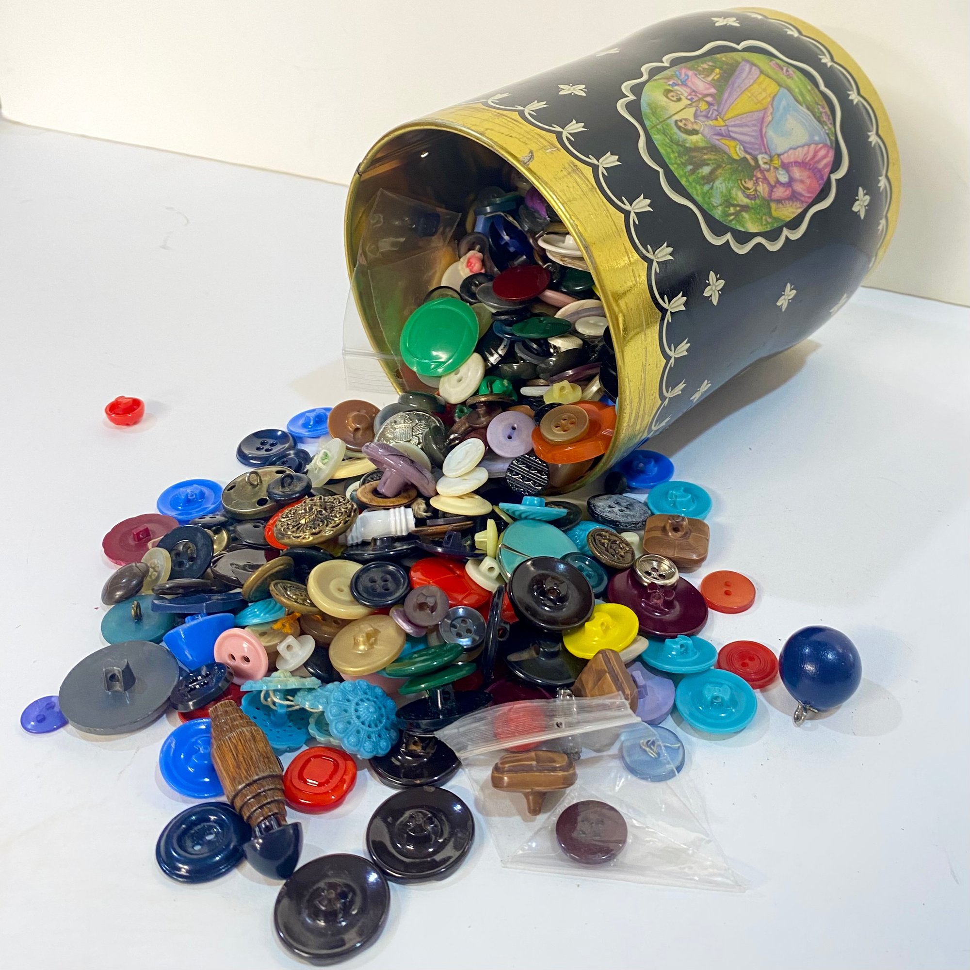 Vintage Tin Of Buttons #6264 | Auctionninja.com