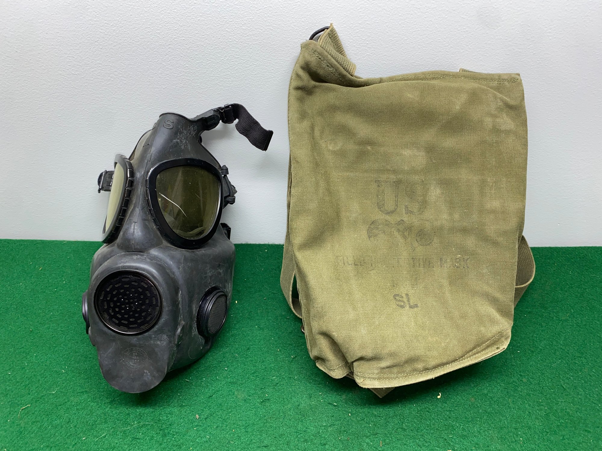 U.S. Army / U.S. Marines Military Gas Mask And Carry Bag. Yes Shipping ...