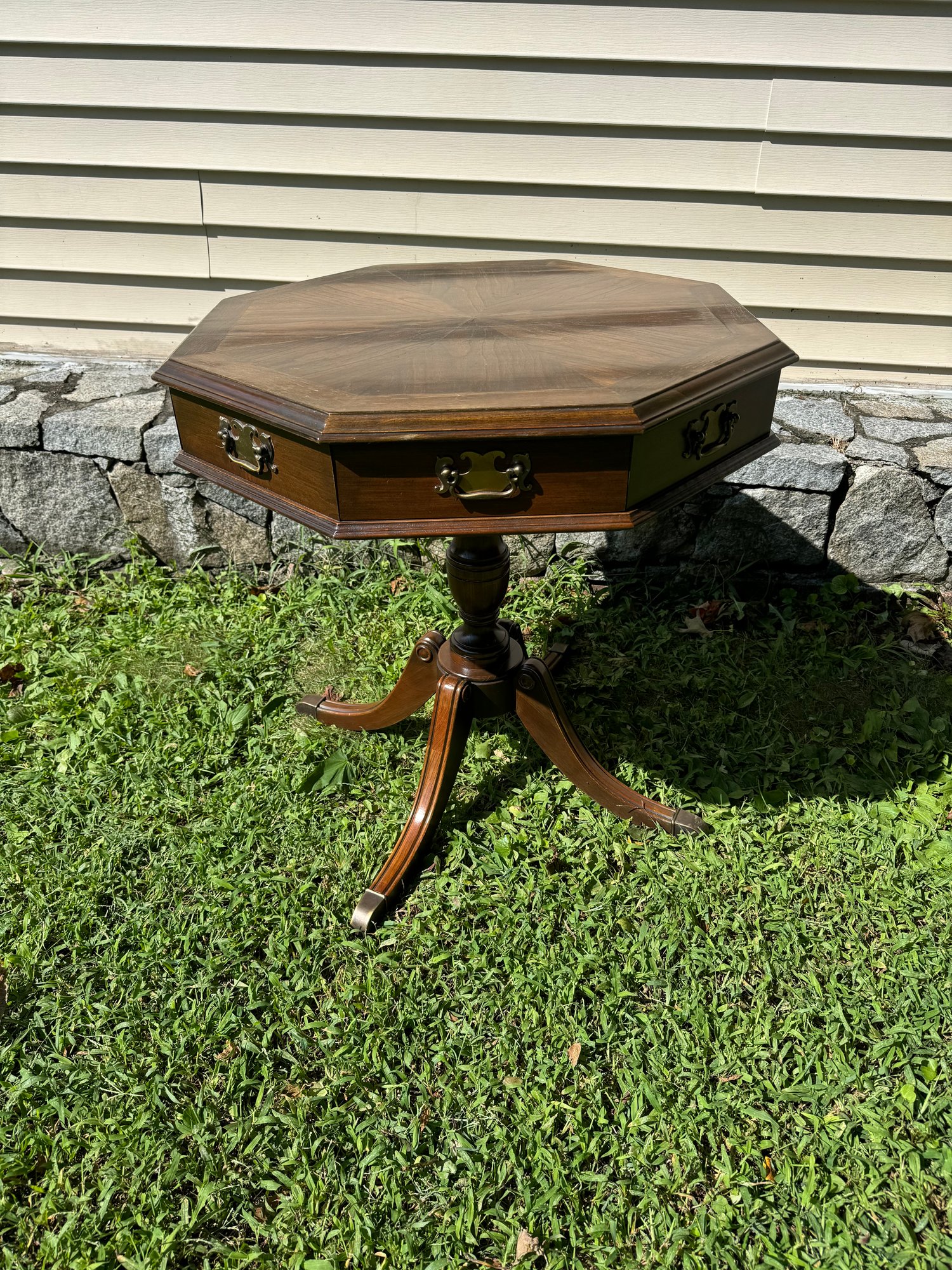 Octagonal Pedestal Table #19079 | Auctionninja.com