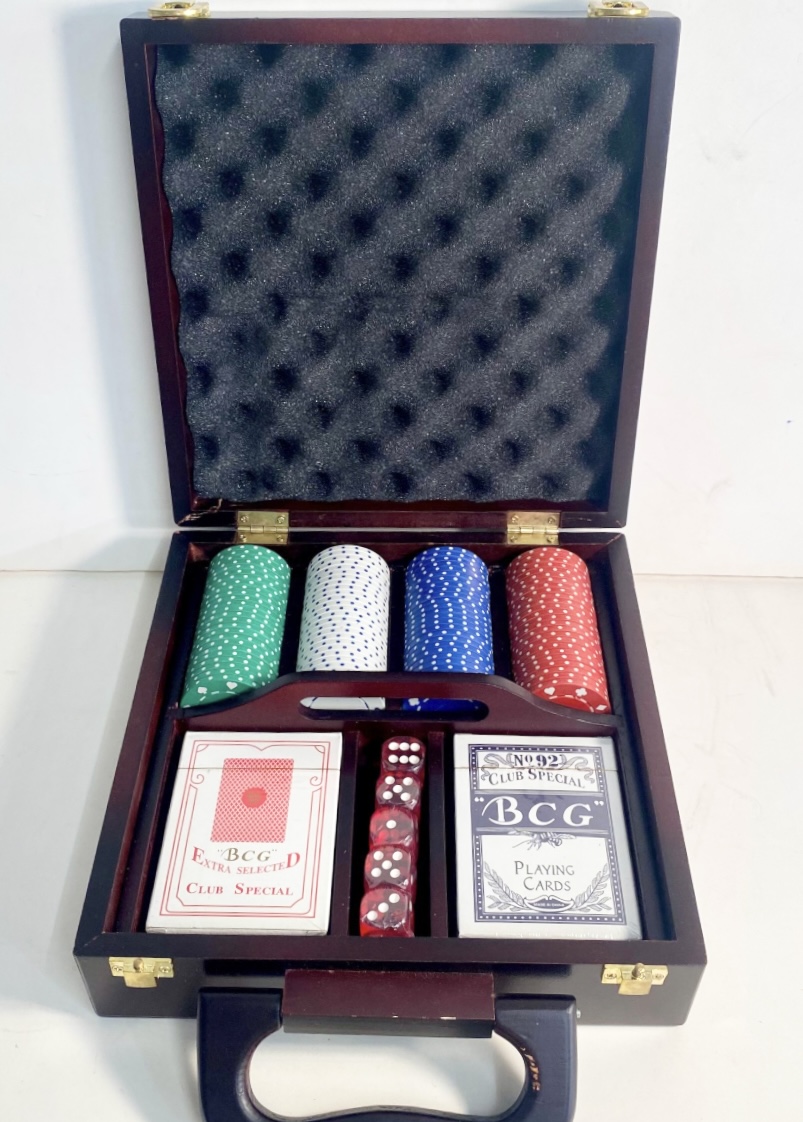 Never Used Poker Set In Carrying Case #8755 | Auctionninja.com