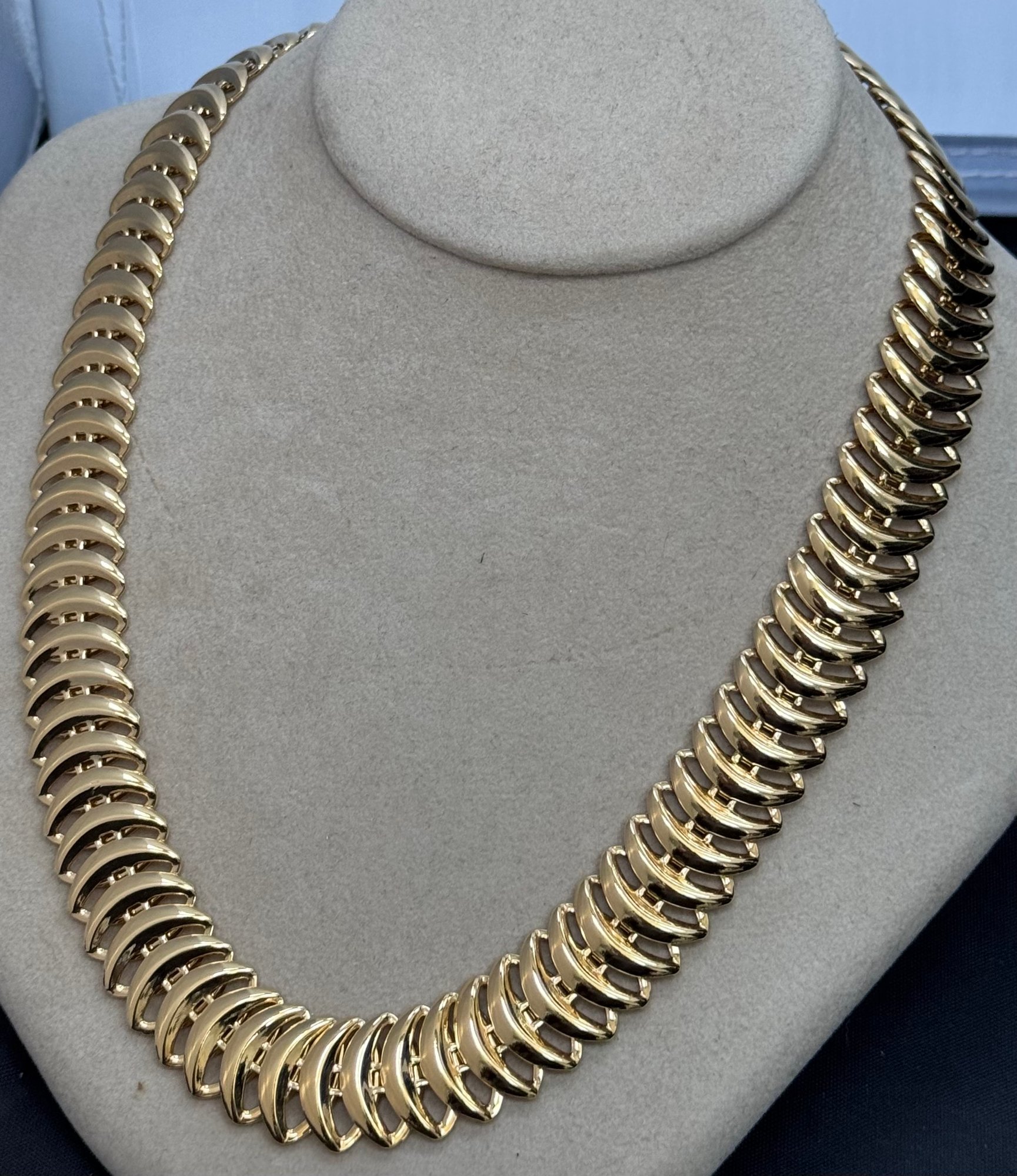 Fish Bone Style Napier Necklace #2038517 | Auctionninja.com