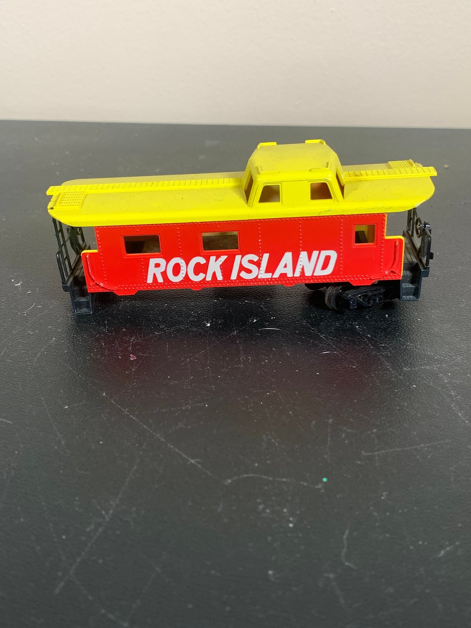 Tyco HO Scale Rock Island Caboose Toy - 8 Wheel Streamline Caboose With ...