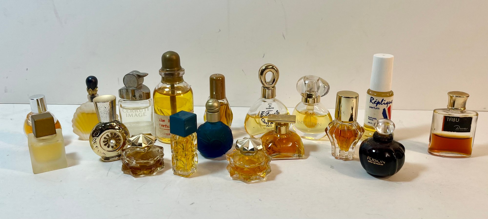 Lot Of 18 Lovely Mini Perfumes #2042752 | Auctionninja.com