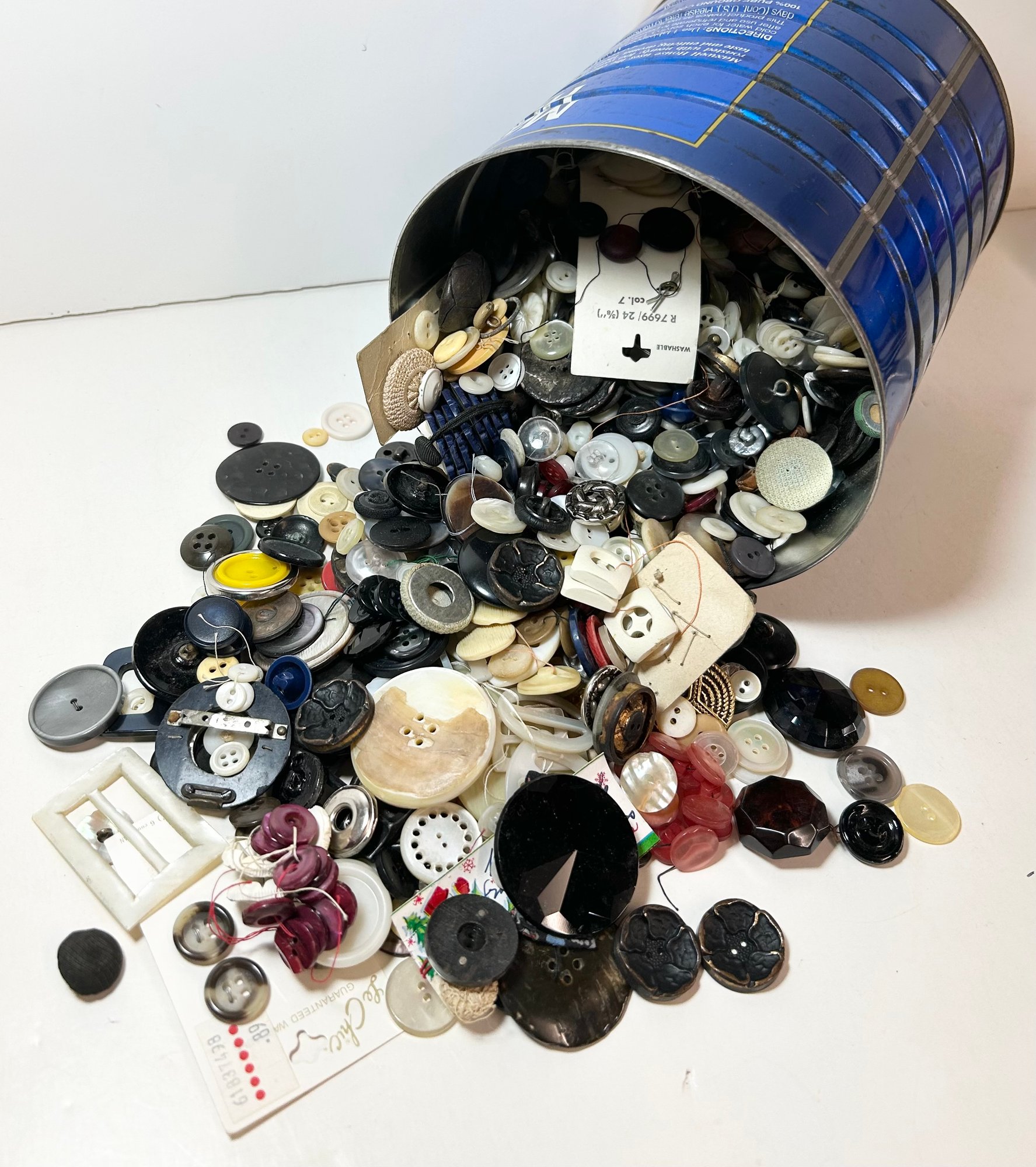 Tin Full Of Vintage Buttons #15483 | Auctionninja.com