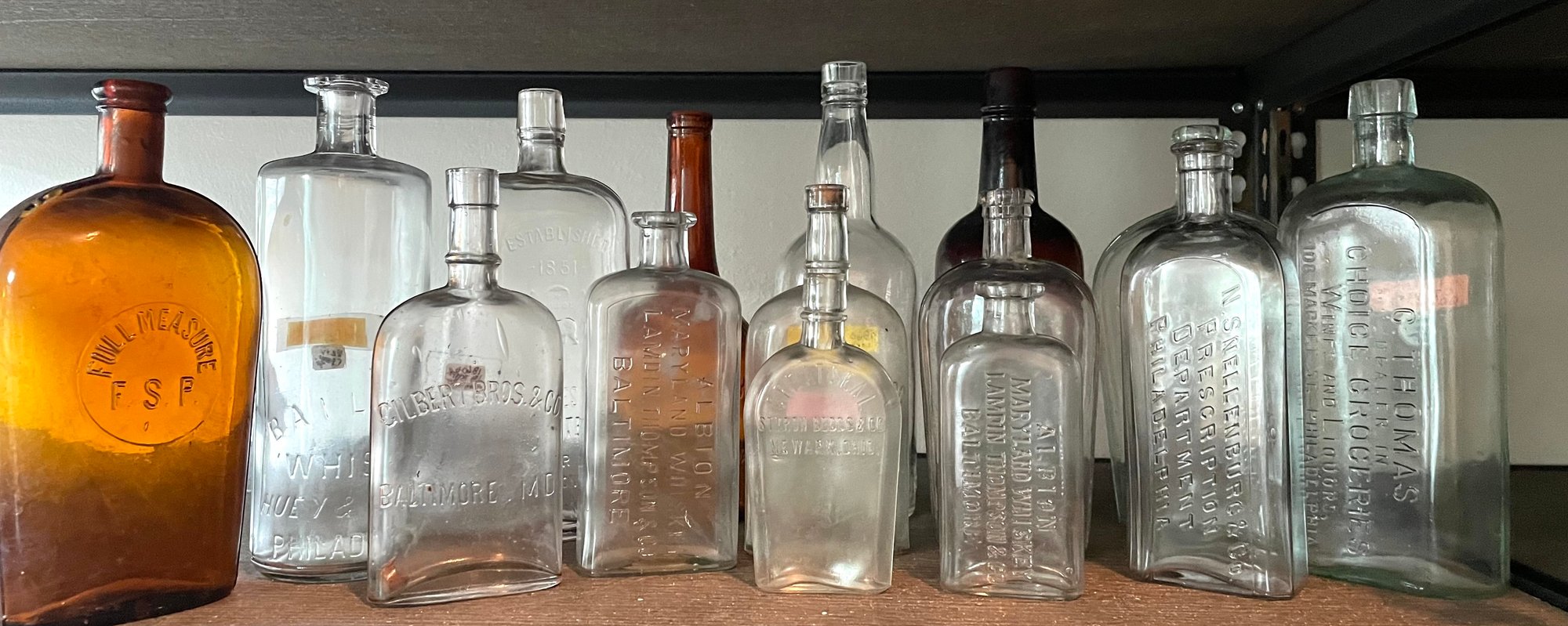Lot Of Antique Whiskey Bottles #14180 | Auctionninja.com