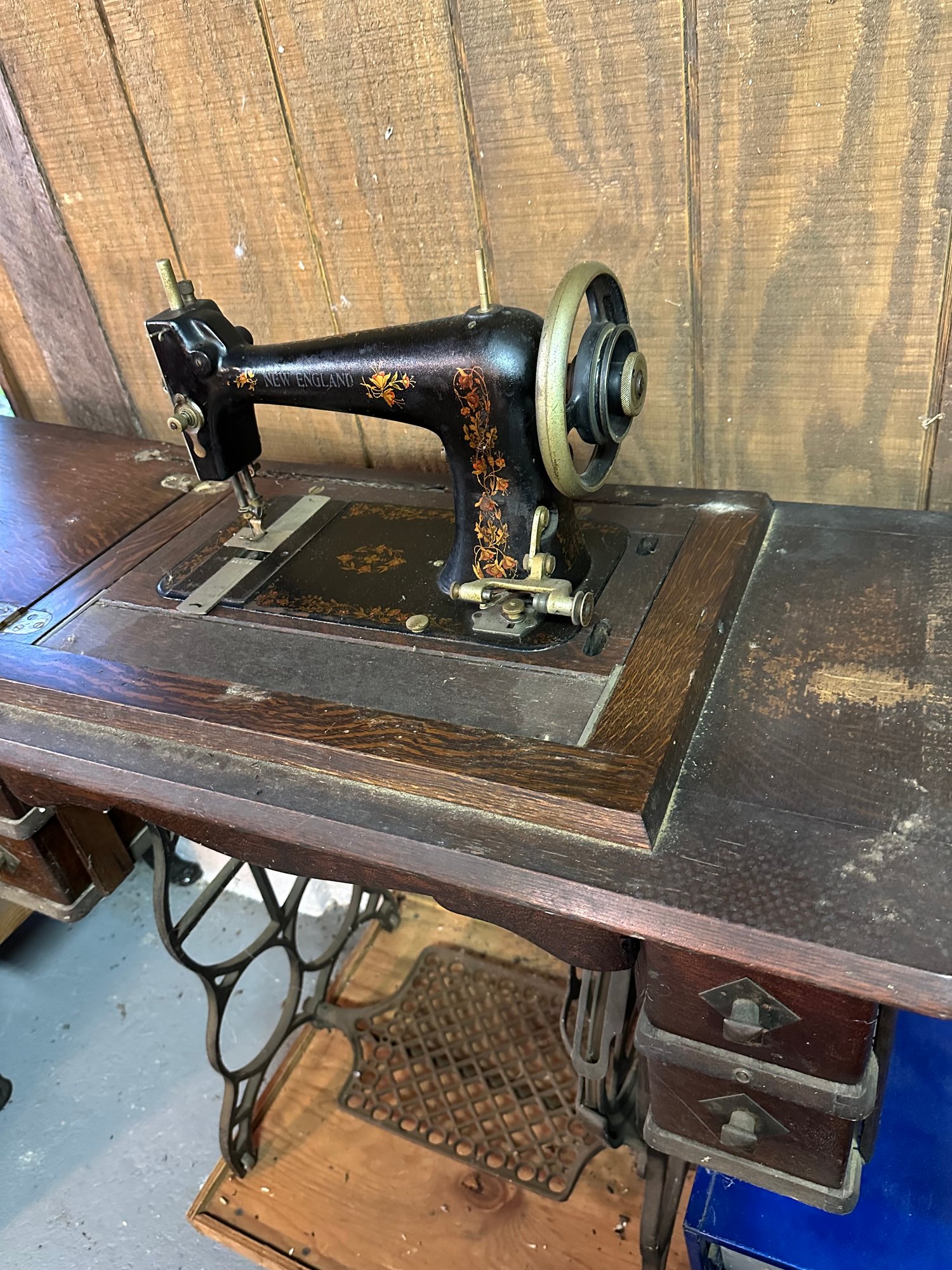 Antique New England Sewing Machine #20677 | Auctionninja.com