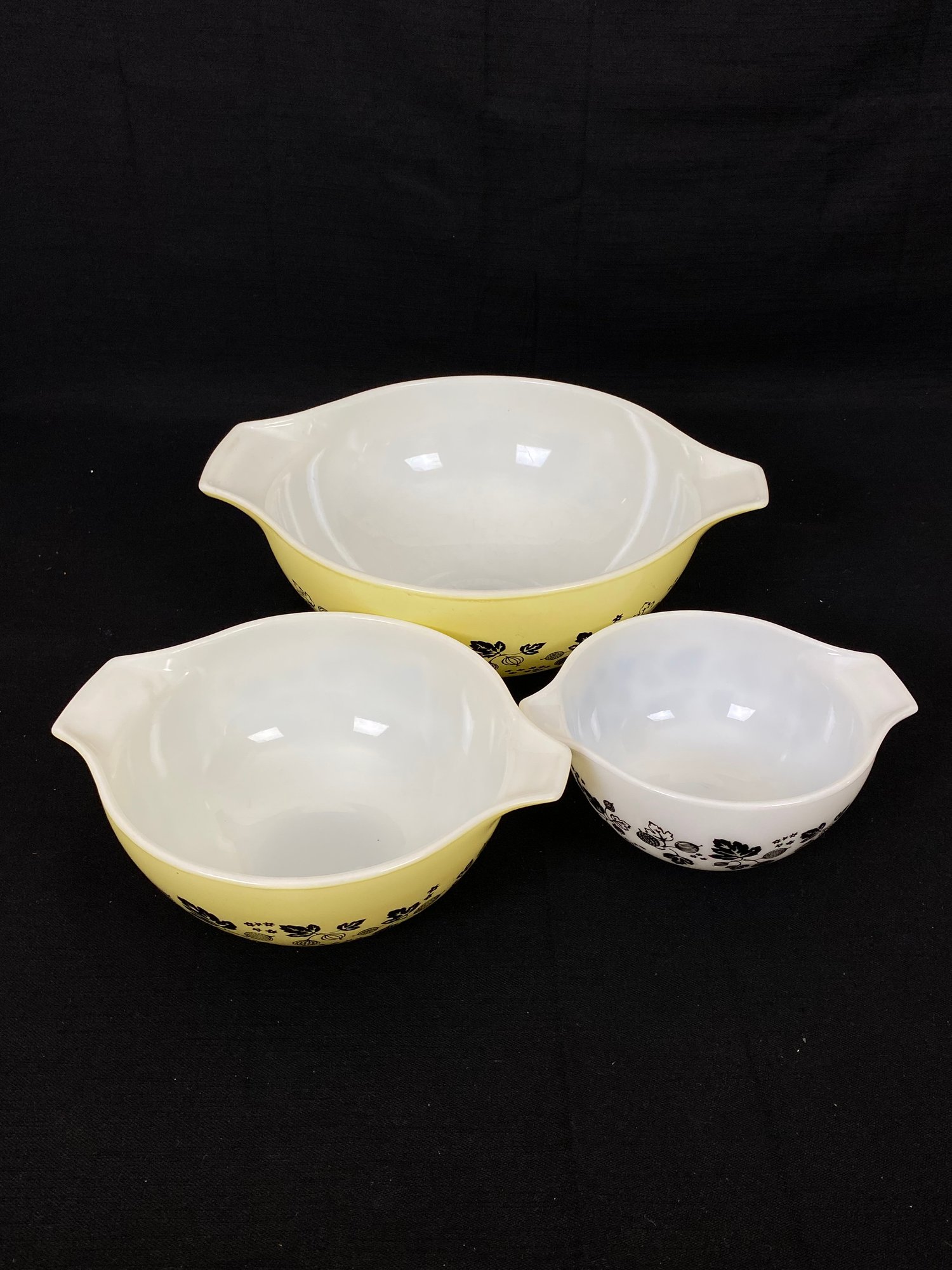 Various Designed Pyrex Bowl Set #2090754 | Auctionninja.com