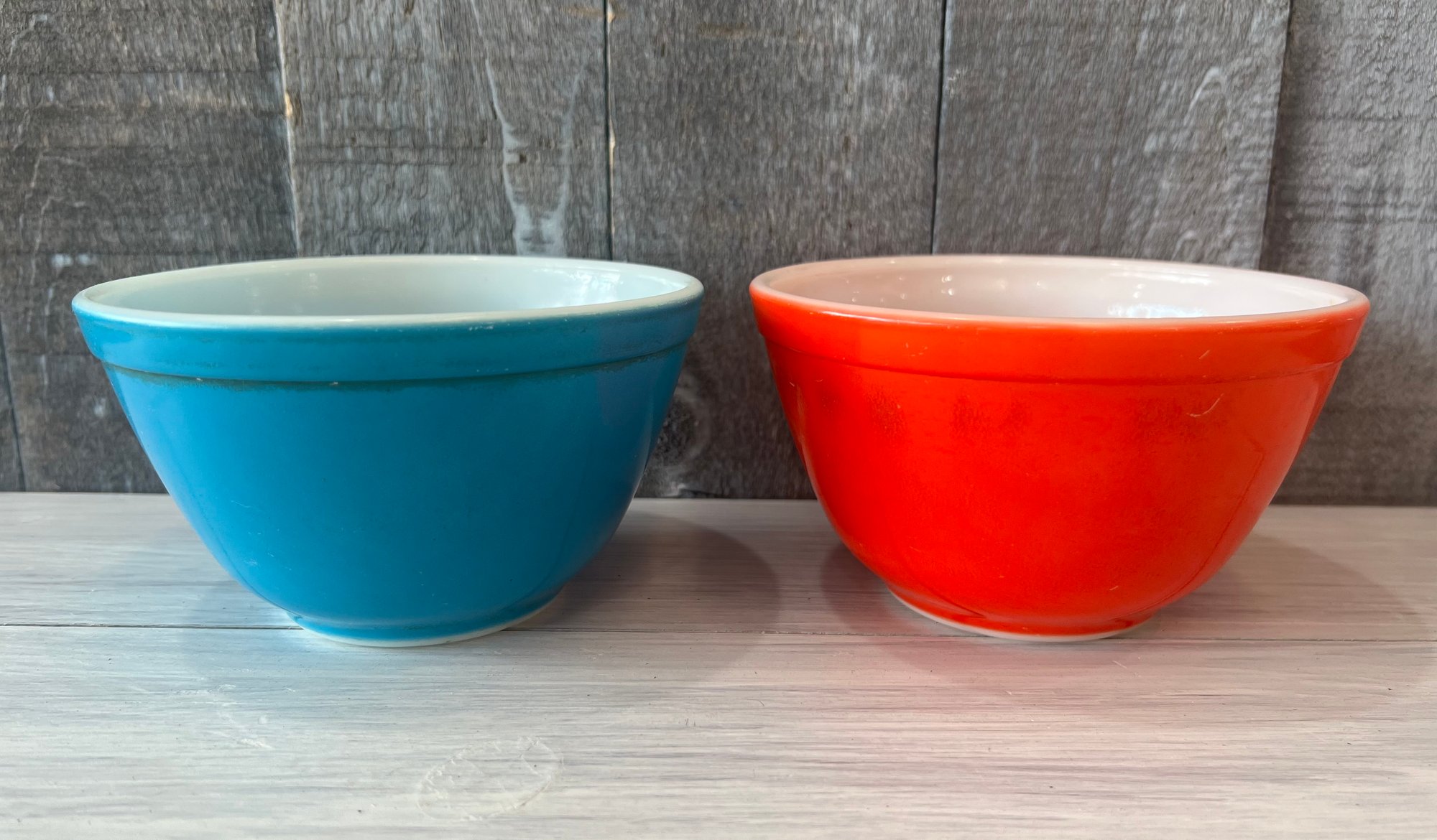 Pyrex Red And Blue Bowls #8511 | Auctionninja.com