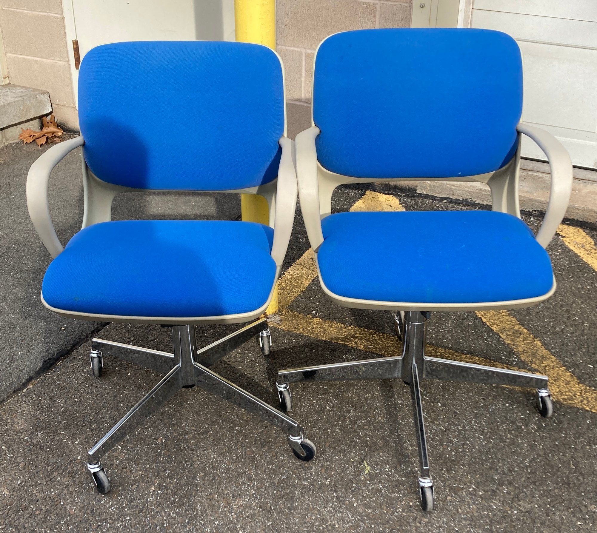 2 Vintage Steelcase Blue Office Desk Chairs On Wheels #8014 ...