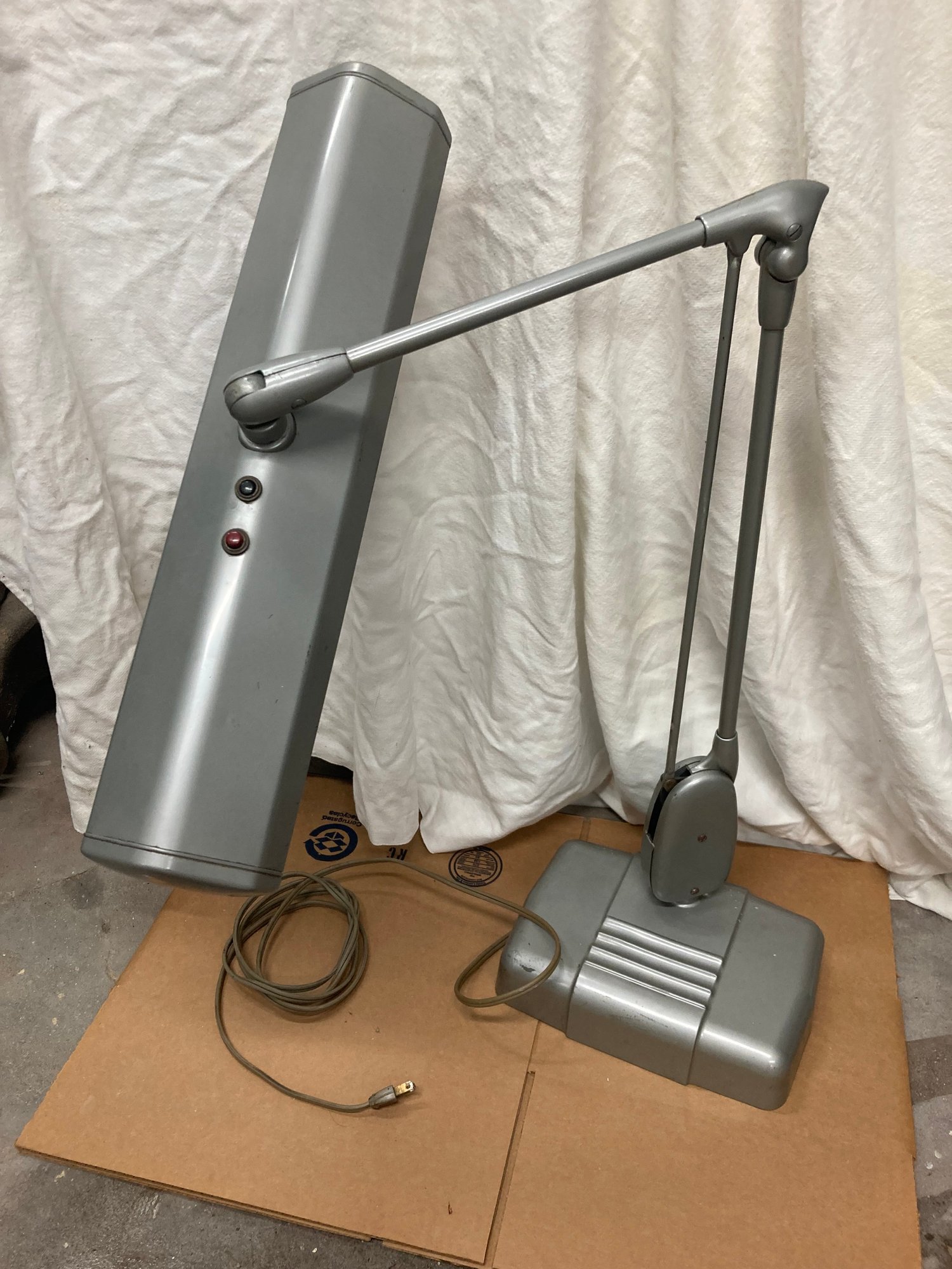 Dazor Floating Fixture Metal Lamp #7997 | Auctionninja.com